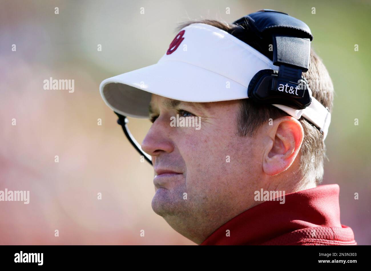 Oklahoma head coach Bob Stoops looks on during the second half of an ...