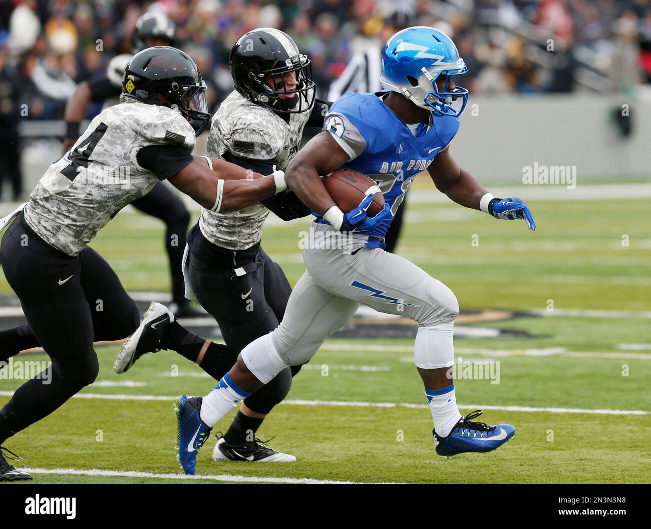 Air Force running back Jacobi Owens (28) breaks away from defensive ...