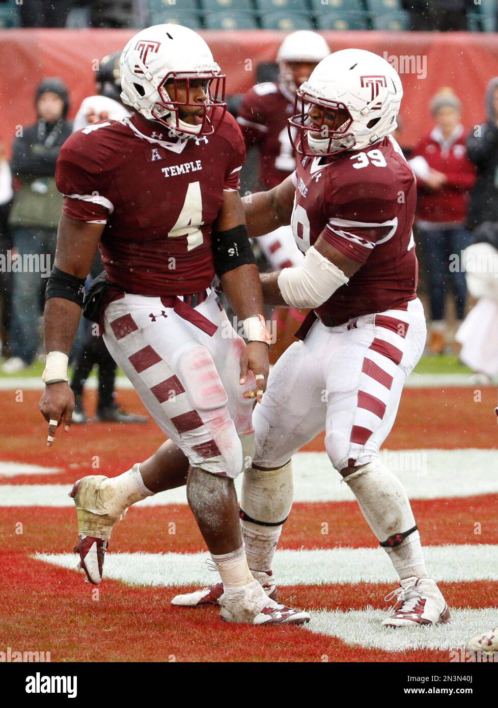 Temple running back Kenneth Harper, left, celebrates his second ...
