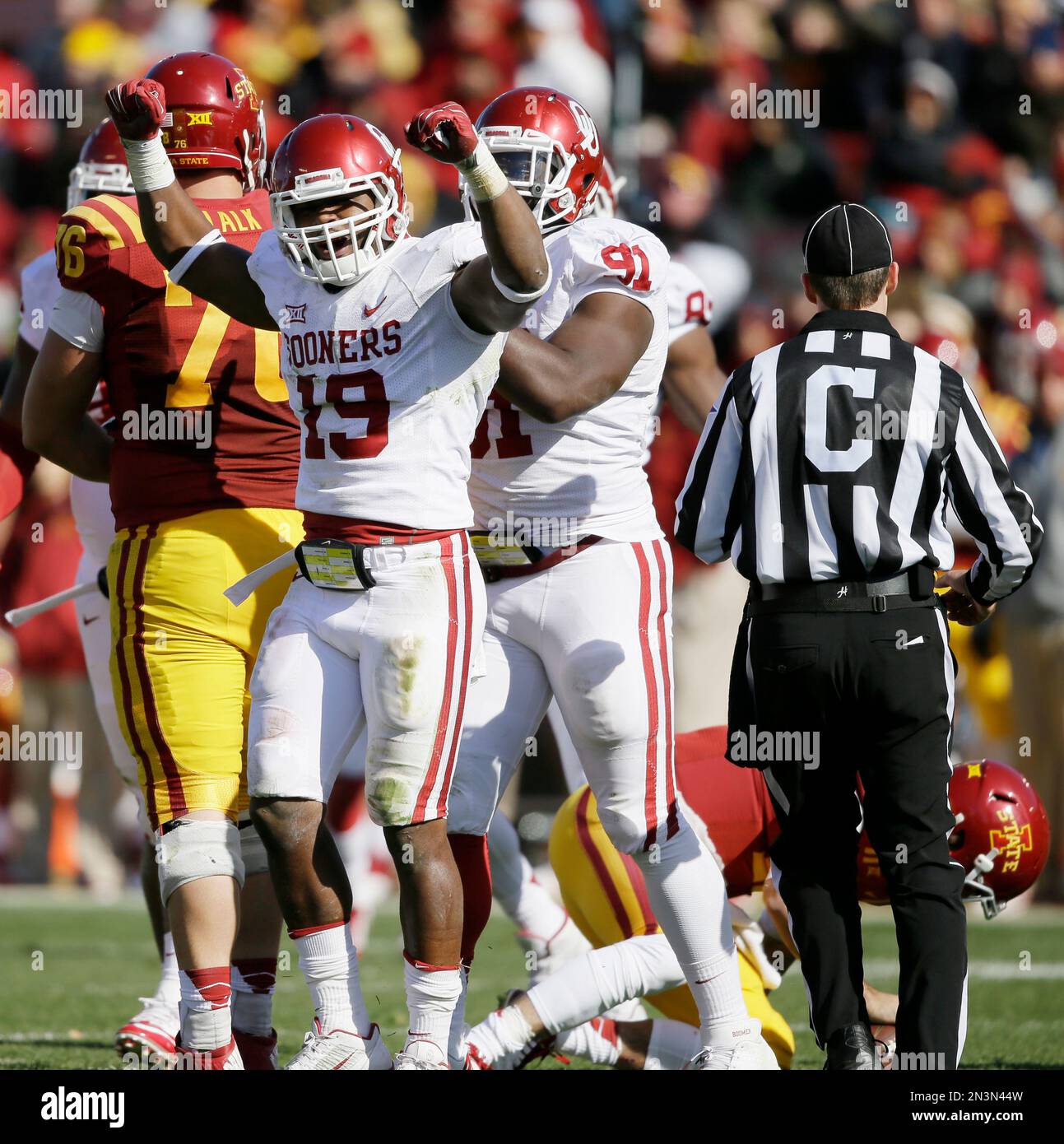 Oklahoma linebacker Eric Striker (11) celebrates after sacking Iowa ...