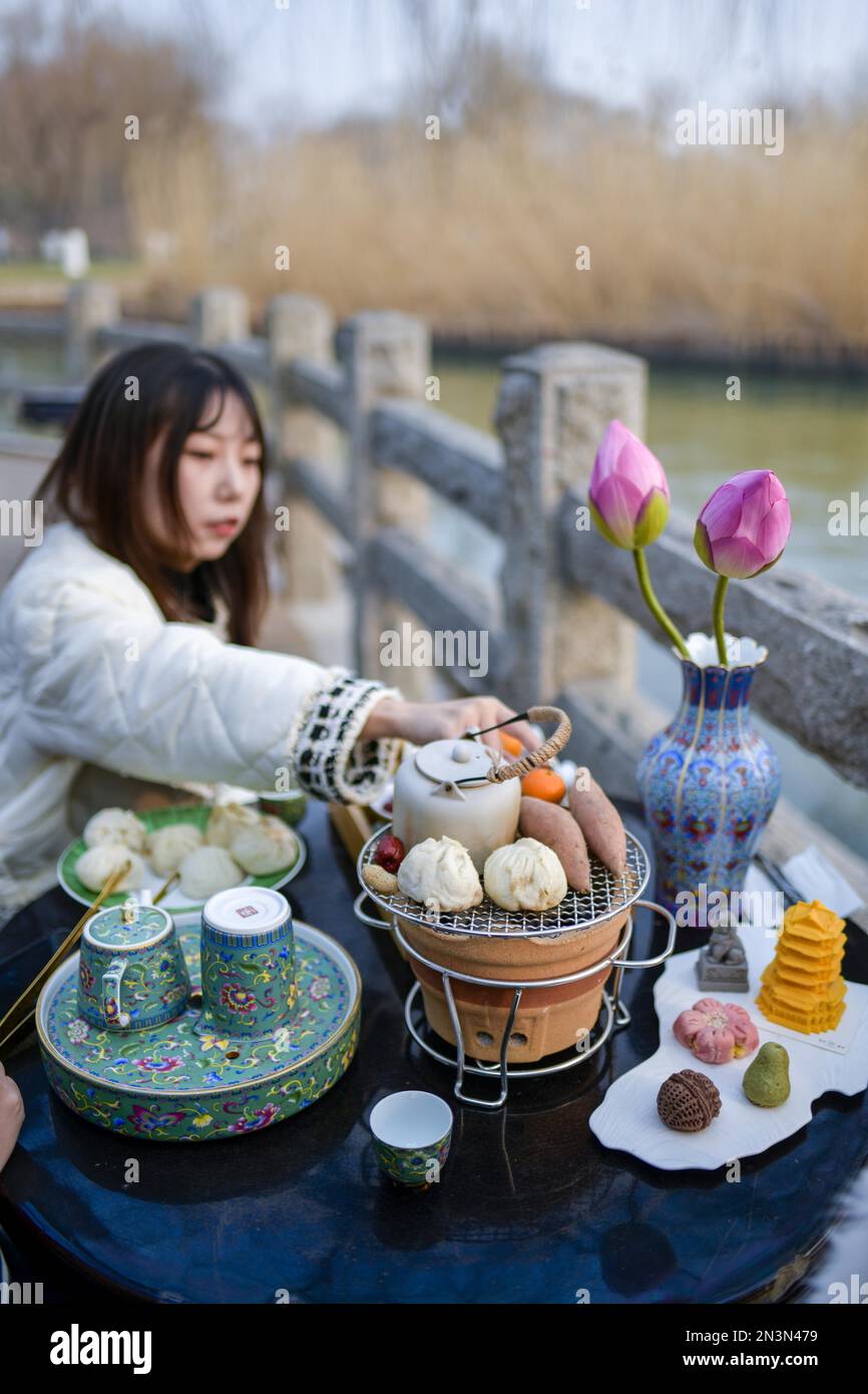 People experience the traditional tea culture of baking nuts and fruits ...