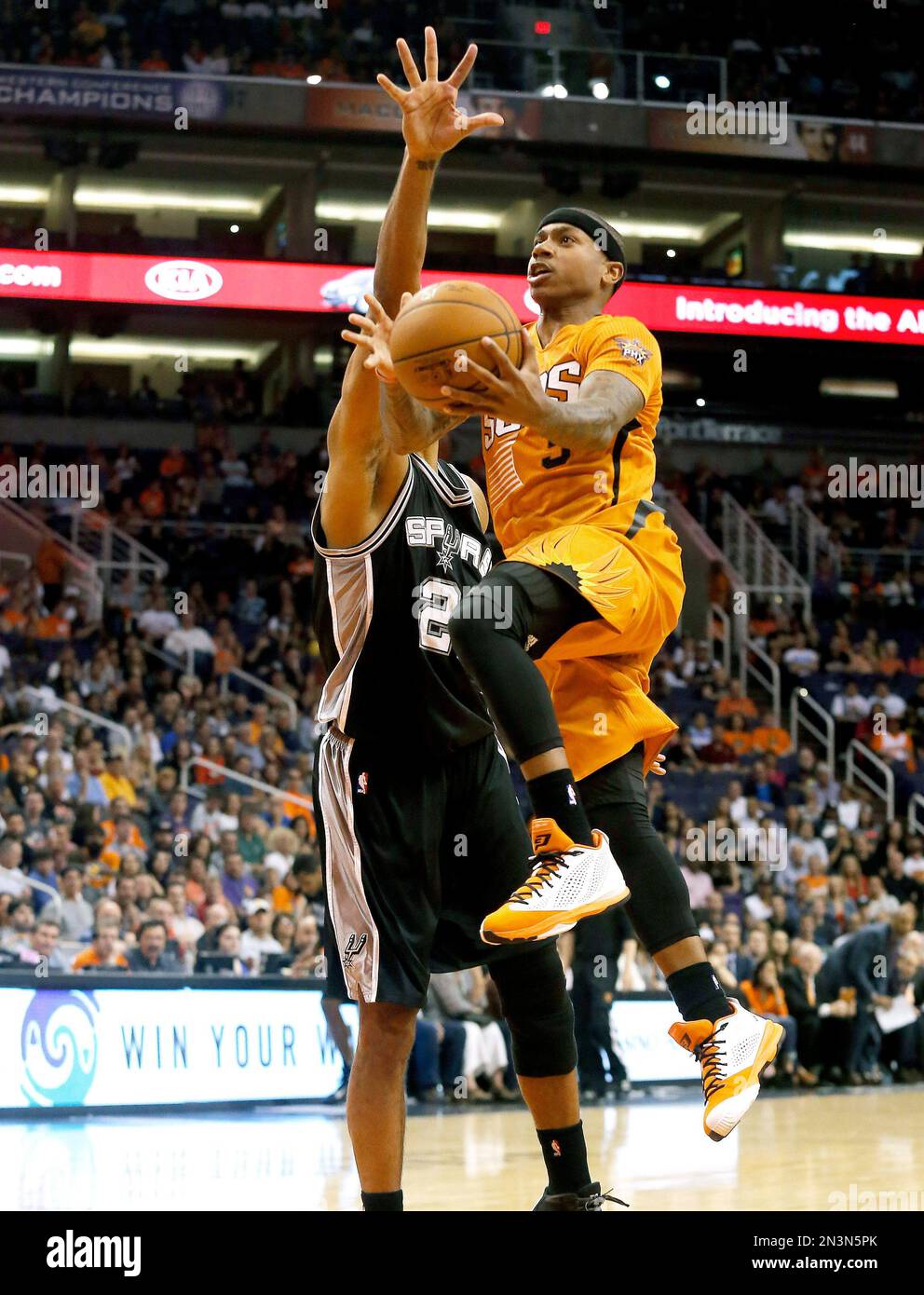 Phoenix Suns guard Isaiah Thomas (3) drives past San Antonio Spurs ...