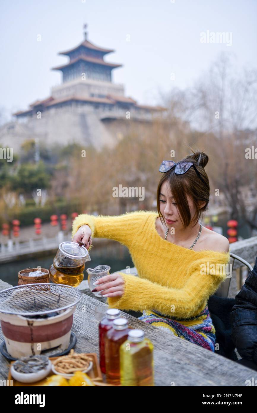 People experience the traditional tea culture of baking nuts and fruits ...