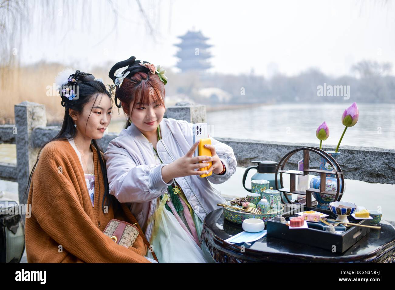 People experience the traditional tea culture of baking nuts and fruits ...