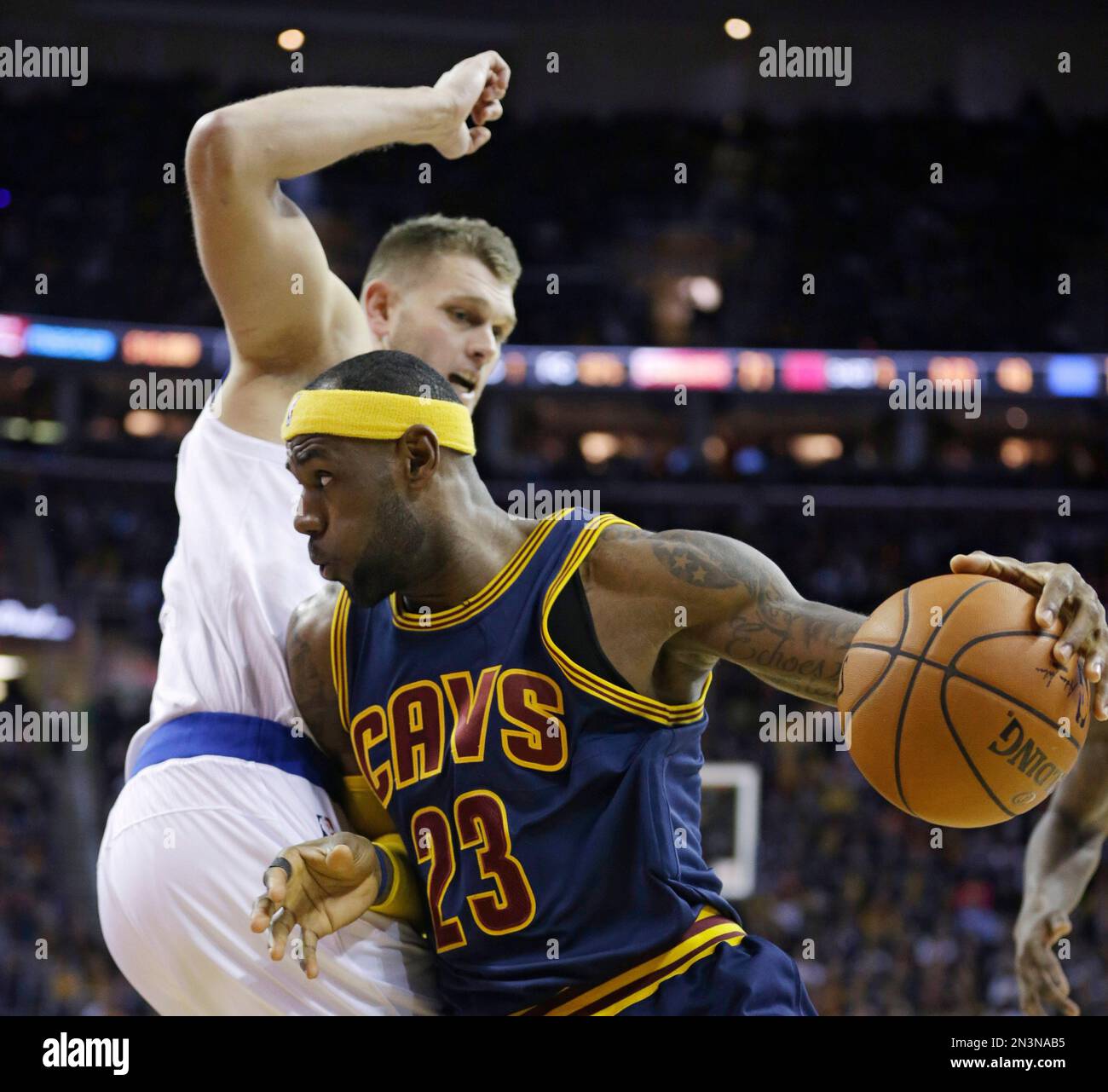 Cleveland Cavaliers' LeBron James (23) drives past New York Knicks ...