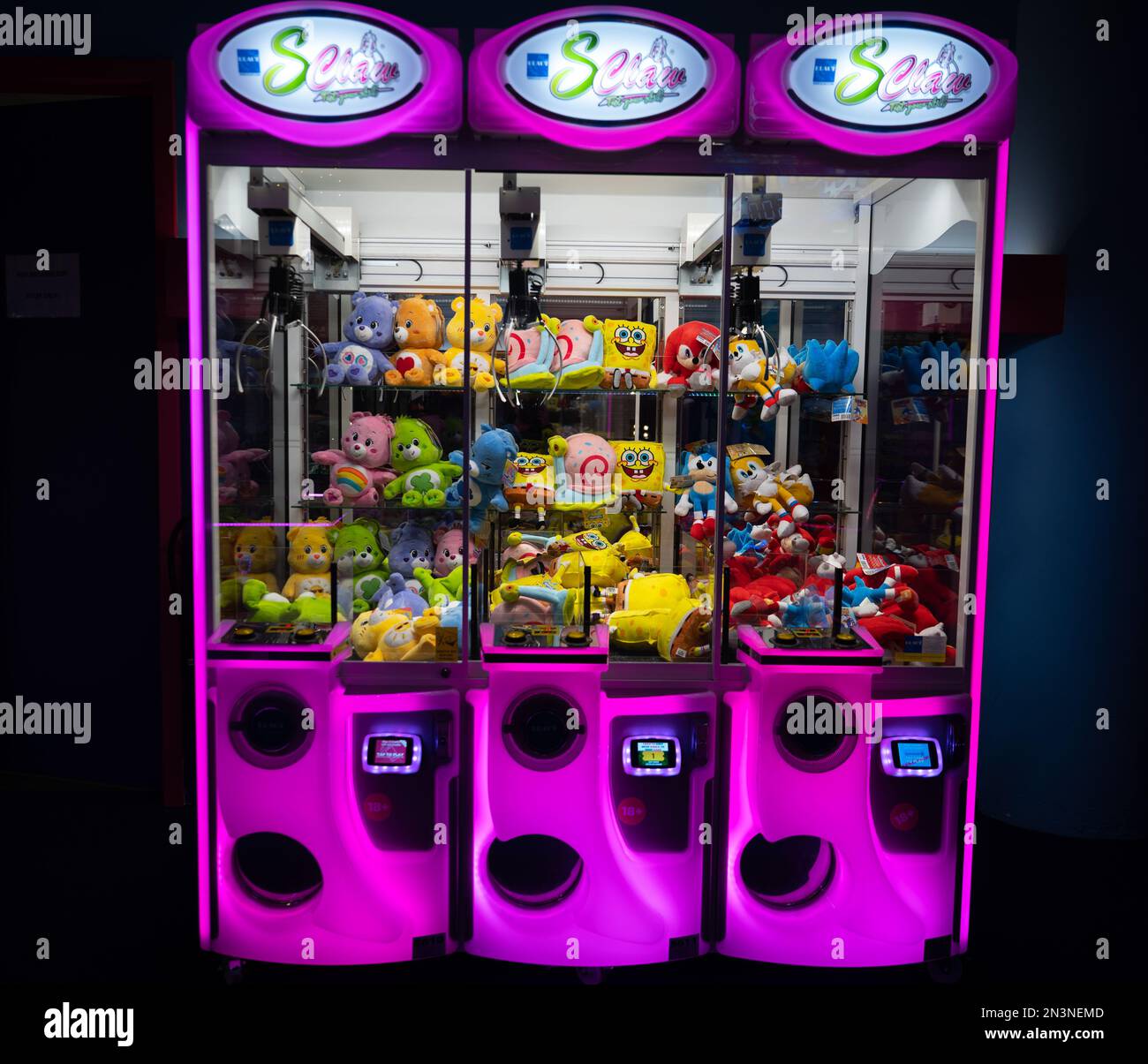 Berlin, Germany. 08th Dec, 2022. Plush animal-gripping machines stand ...
