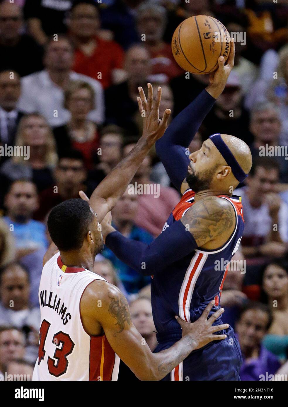 Washington Wizards forward Drew Gooden, right, takes a shot against ...
