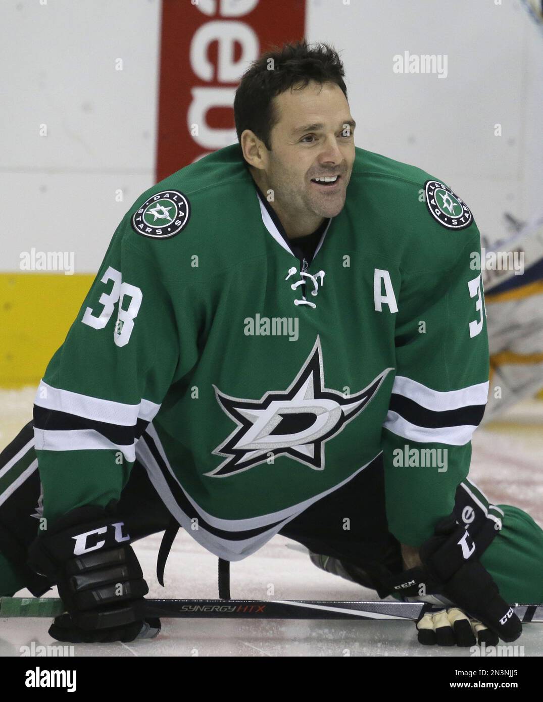 Dallas Stars center Vernon Fiddler (38) warms up before an NHL hockey ...