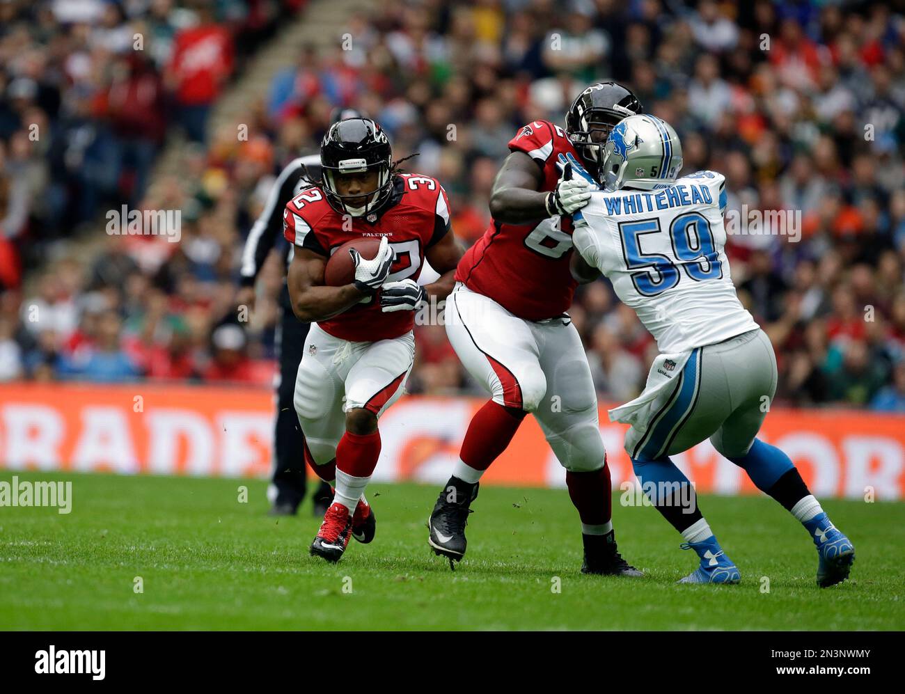 Atlanta Falcons running back Jacquizz Rodgers (32) carries the ball ...