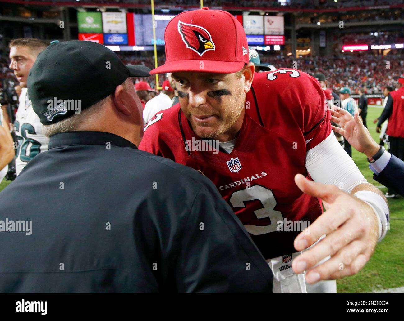 Arizona Cardinals' Carson Palmer (3) gets a hug from Philadelphia ...