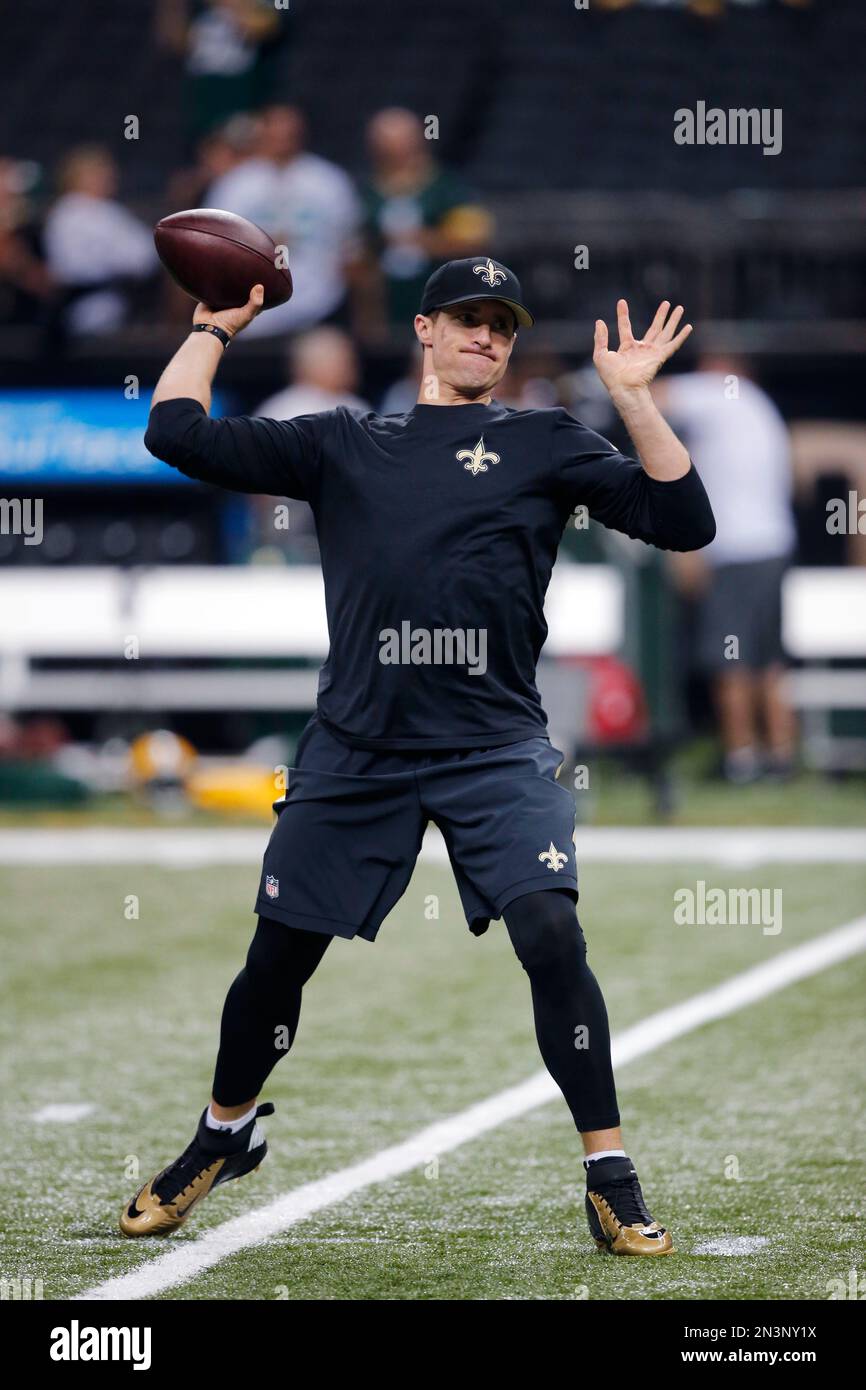 New Orleans Saints quarterback Drew Brees warms up before an NFL ...