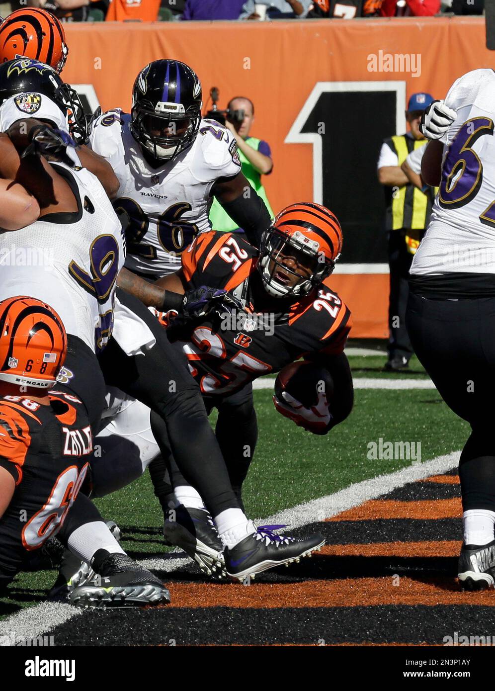 Cincinnati Bengals running back Giovani Bernard (25) dives into the end ...