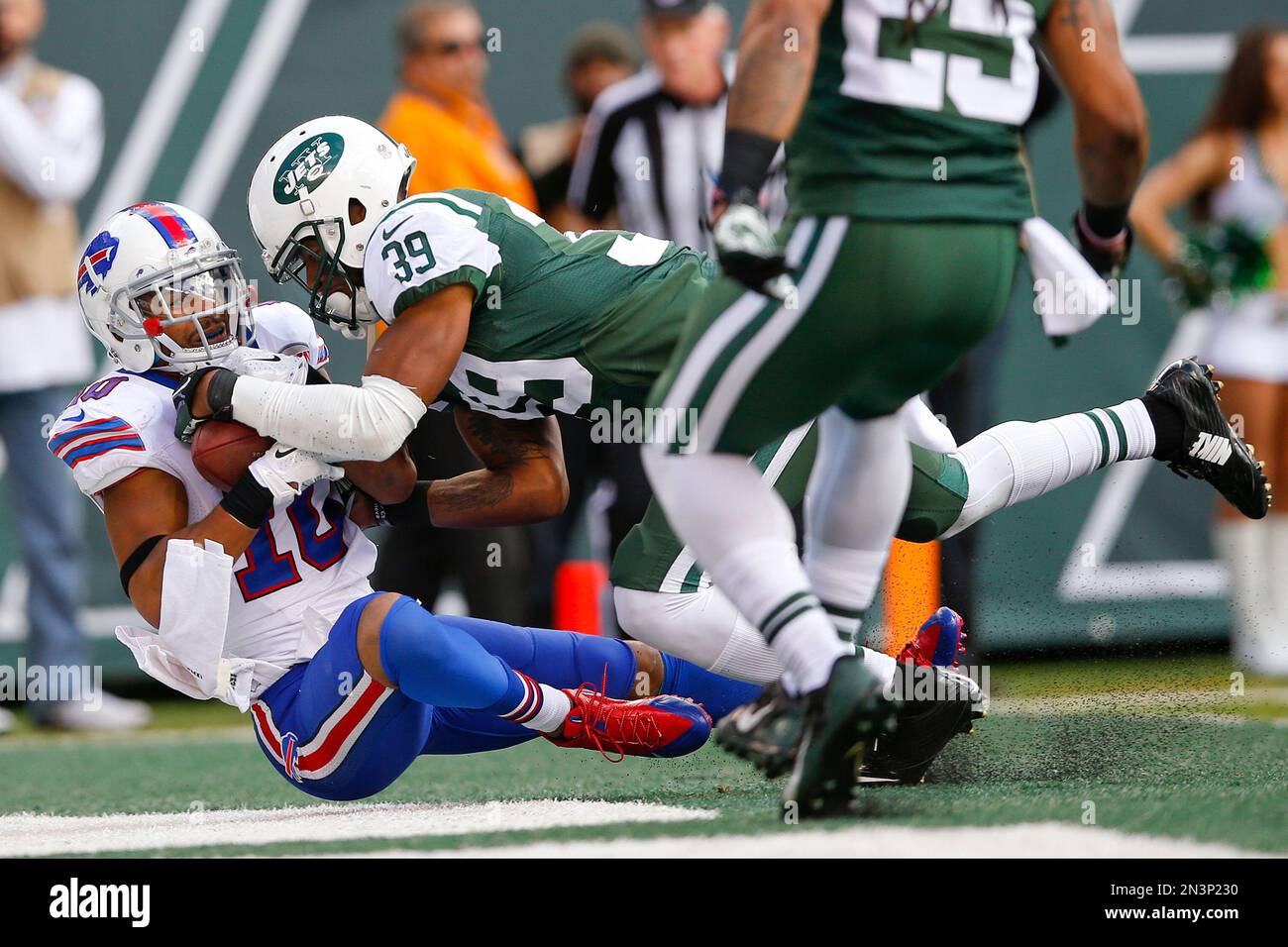 Buffalo Bills wide receiver Robert Woods (10) catches a pass in front ...