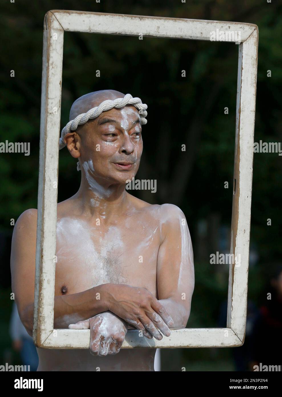 Street performer Taro Yukitake performs his Leonardo da Vinci's Mona ...