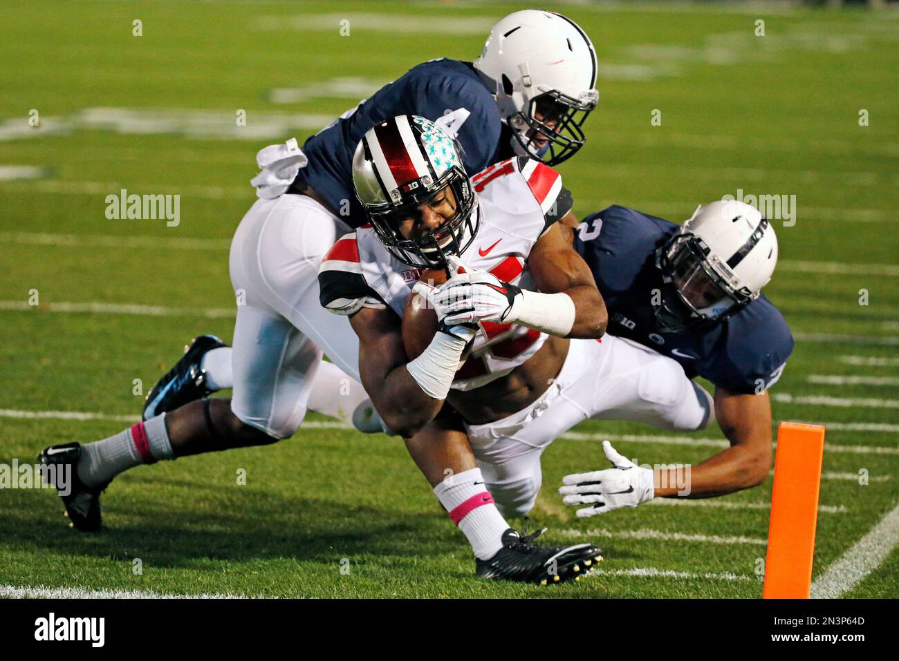 Ohio State running back Ezekiel Elliott (15) dives across the goal line ...