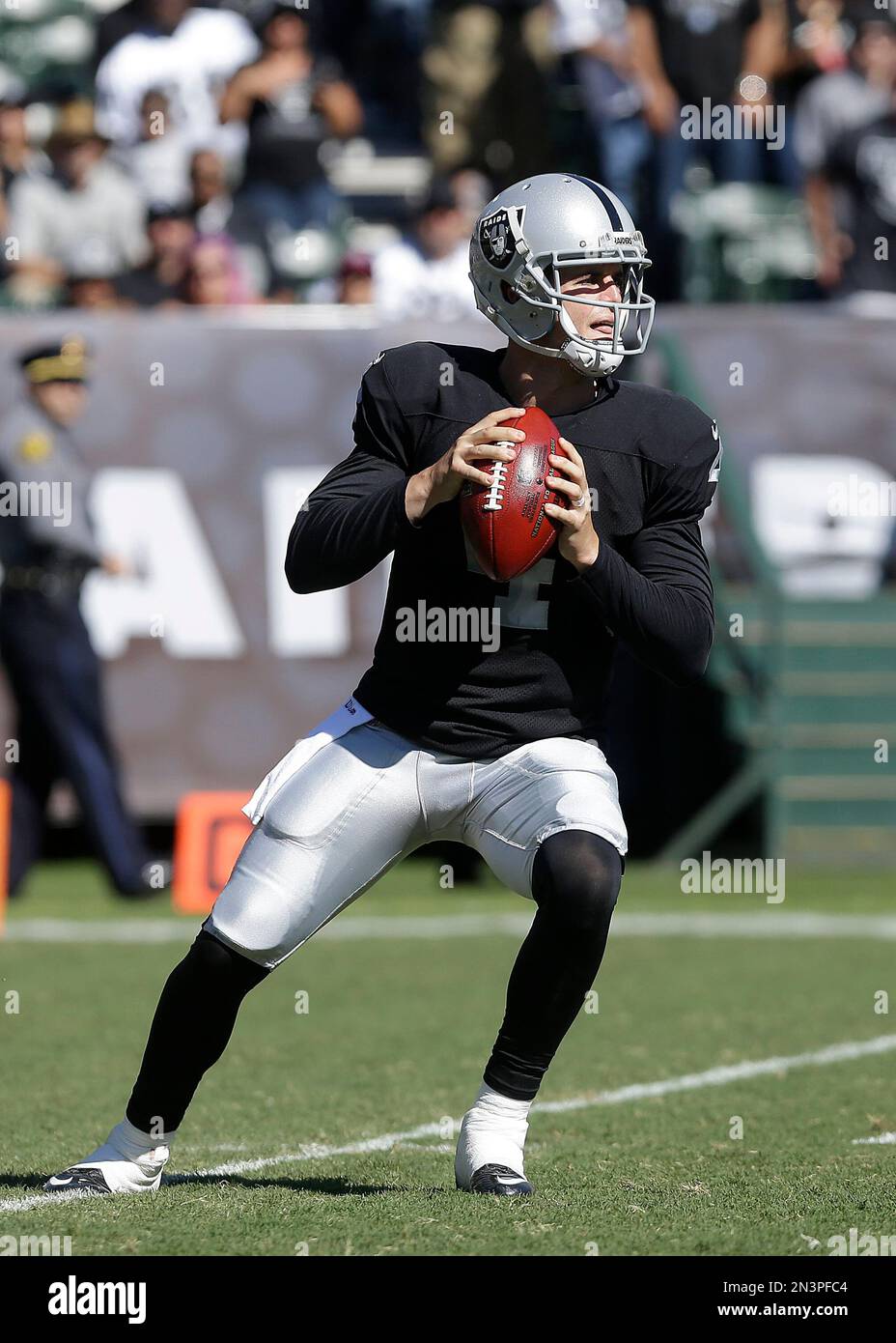 Oakland Raiders quarterback Derek Carr (4) against the Arizona ...