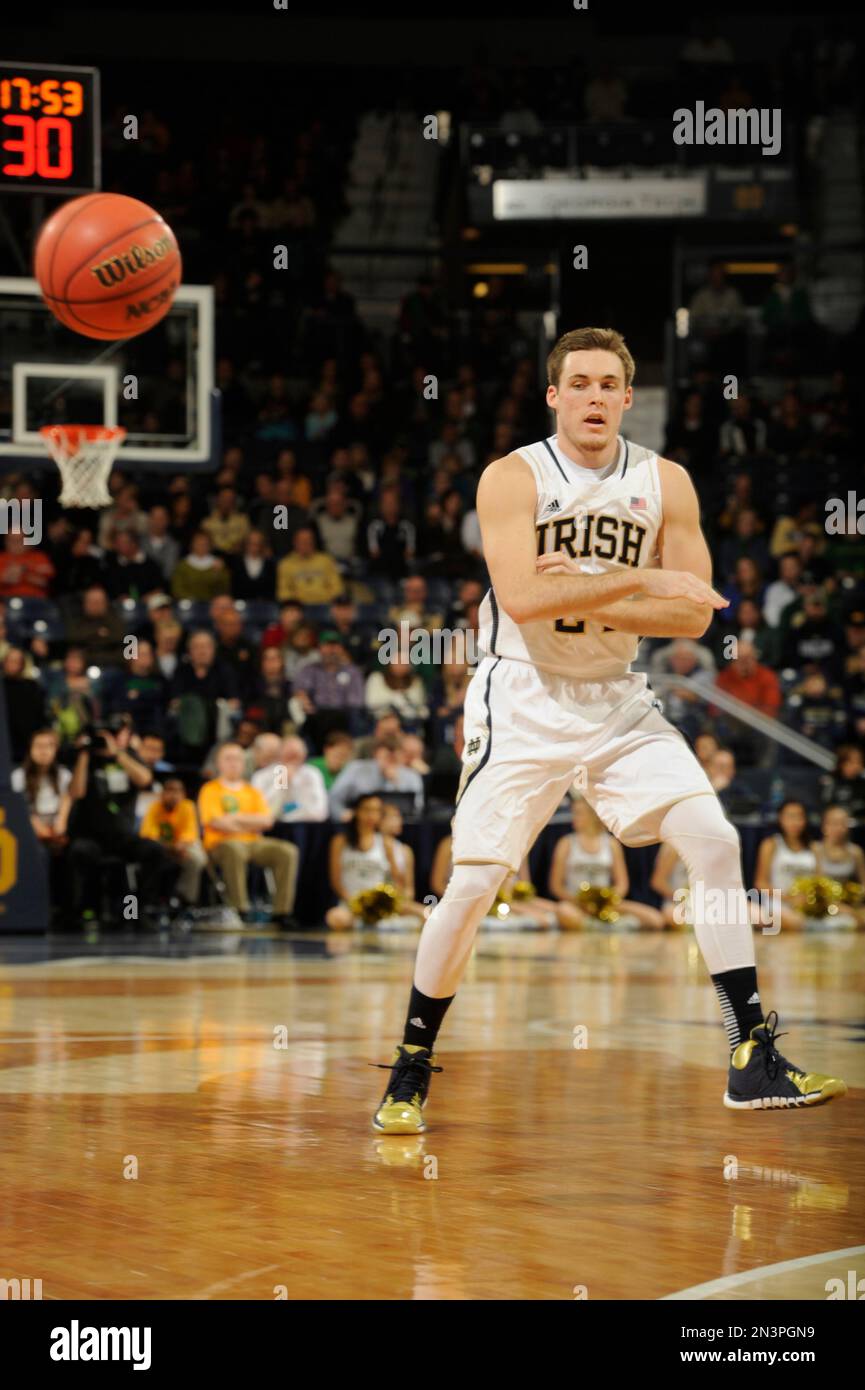 Notre Dame guard Pat Connaughton throws a pass during action in a ...