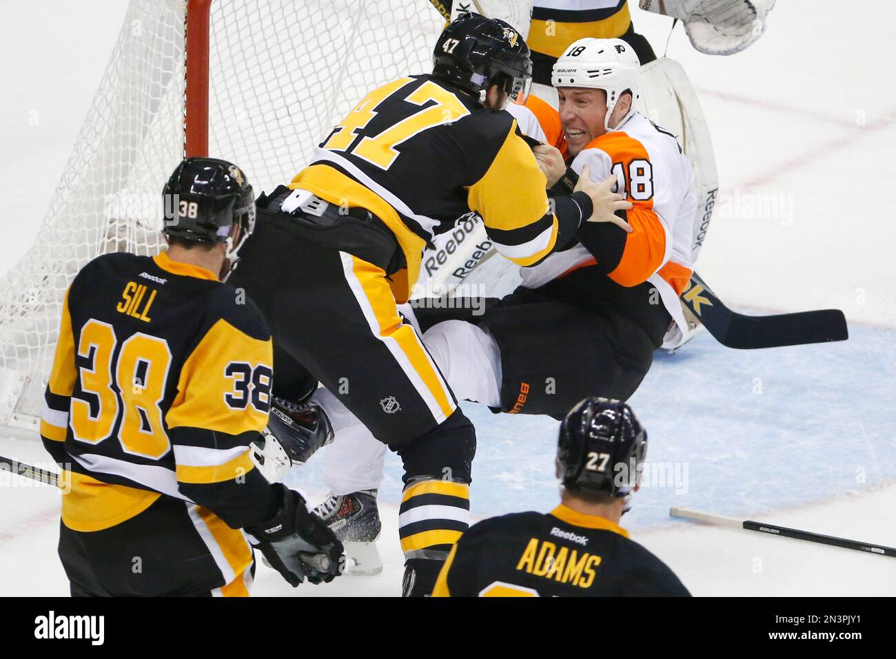 Philadelphia Flyers' R.J. Umberger (18) and Pittsburgh Penguins' Simon ...