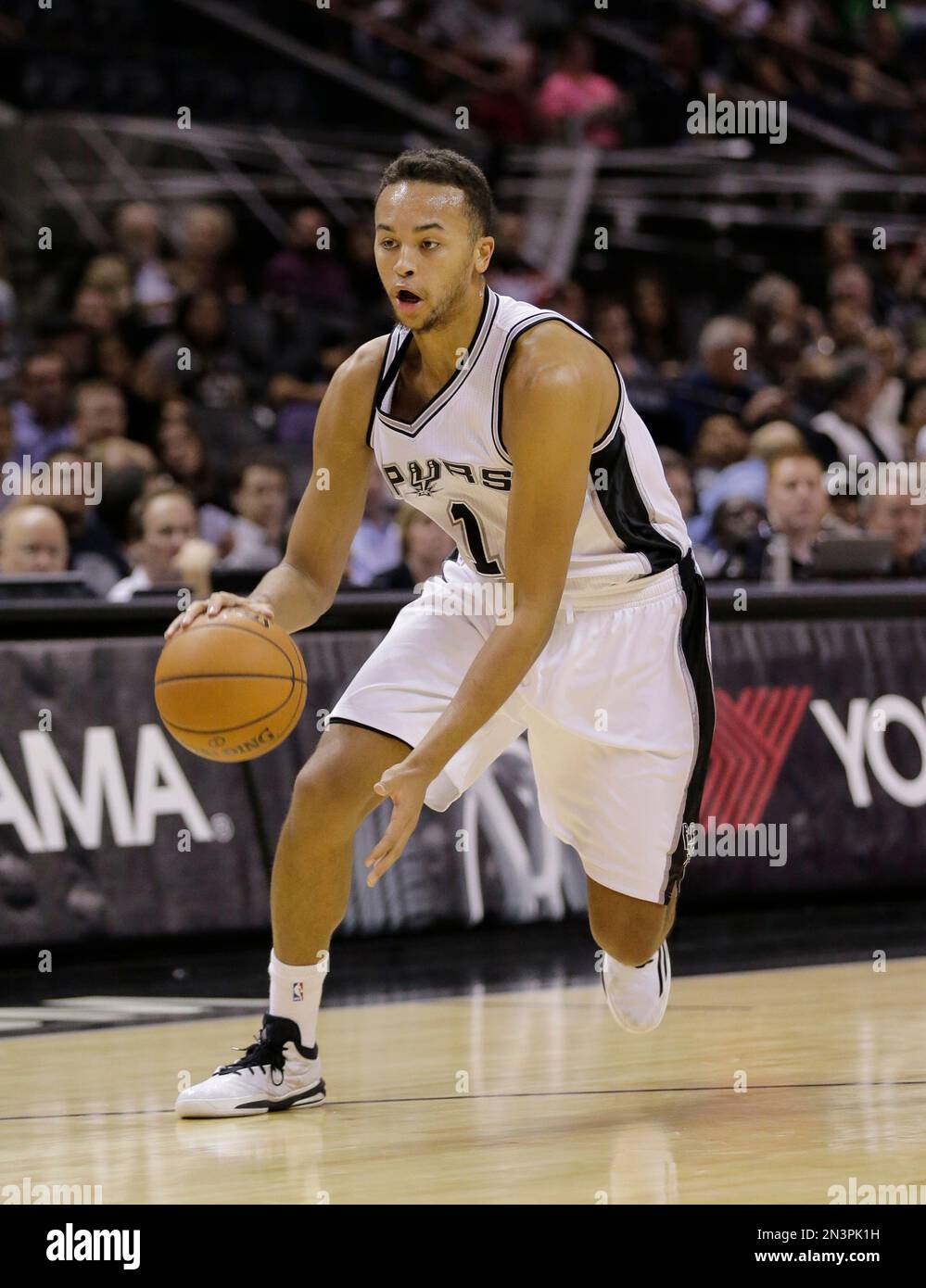 San Antonio Spurs' Kyle Anderson (1) moves the ball up court against ...