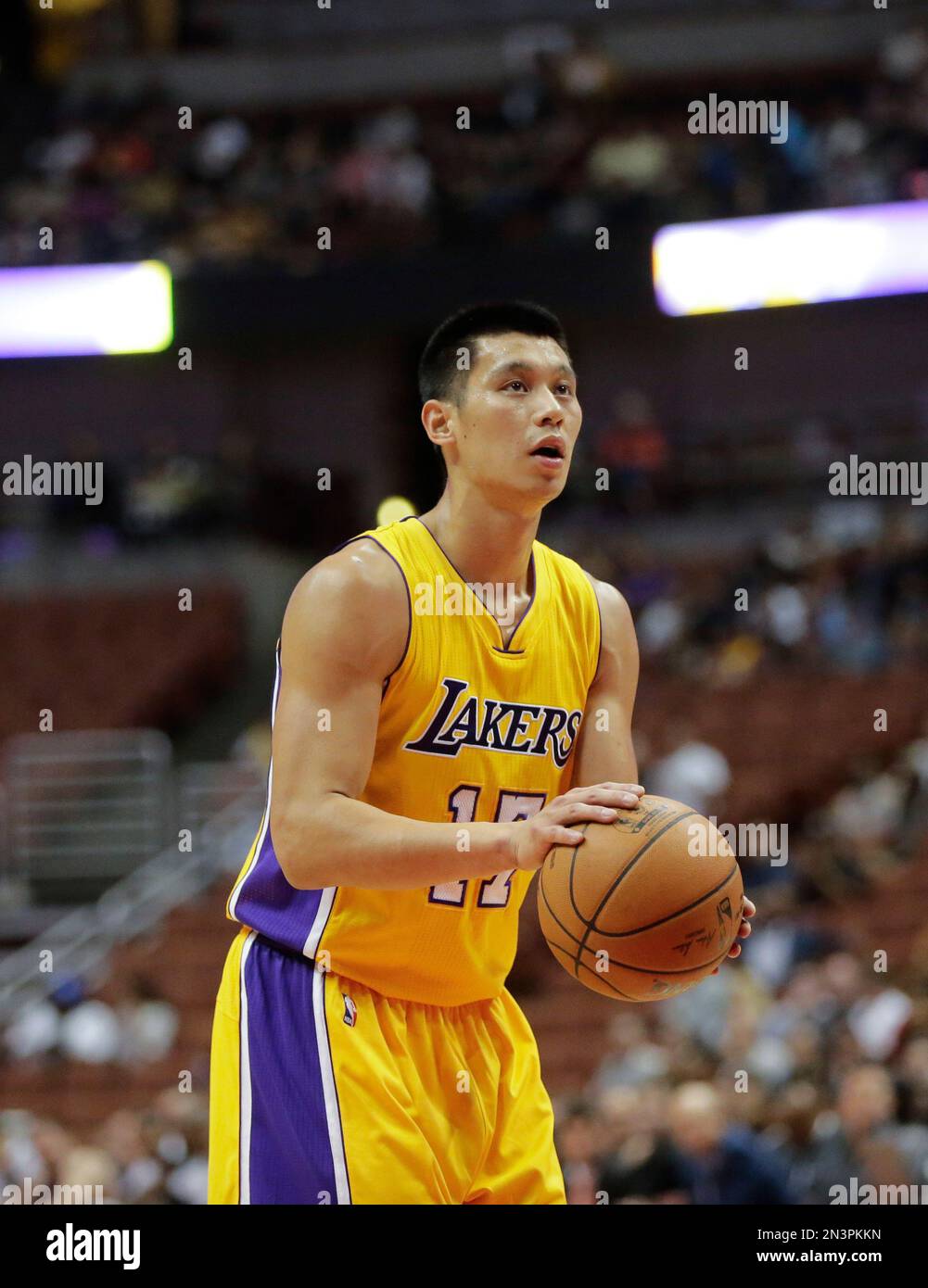 Los Angeles Lakers' Jeremy Lin looks to shoot during the first half of ...
