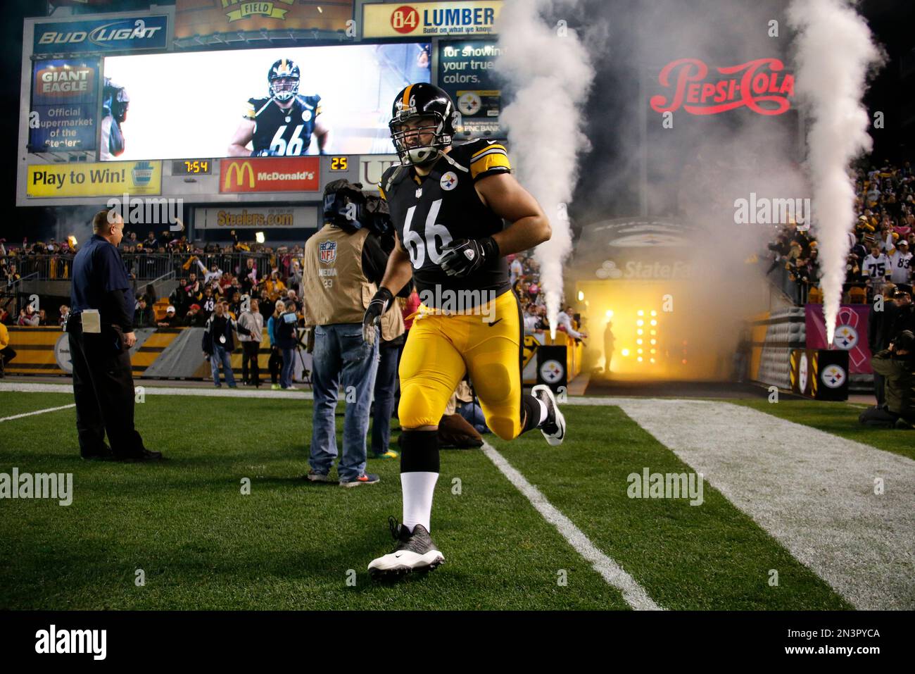 Pittsburgh Steelers guard David DeCastro (66) takes the field before an ...