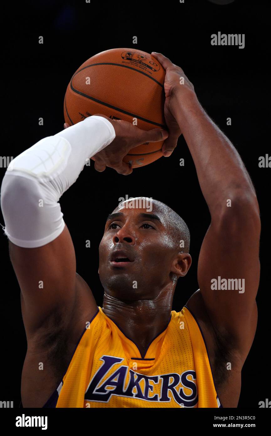 Los Angeles Lakers guard Kobe Bryant shoots a free throw during the ...