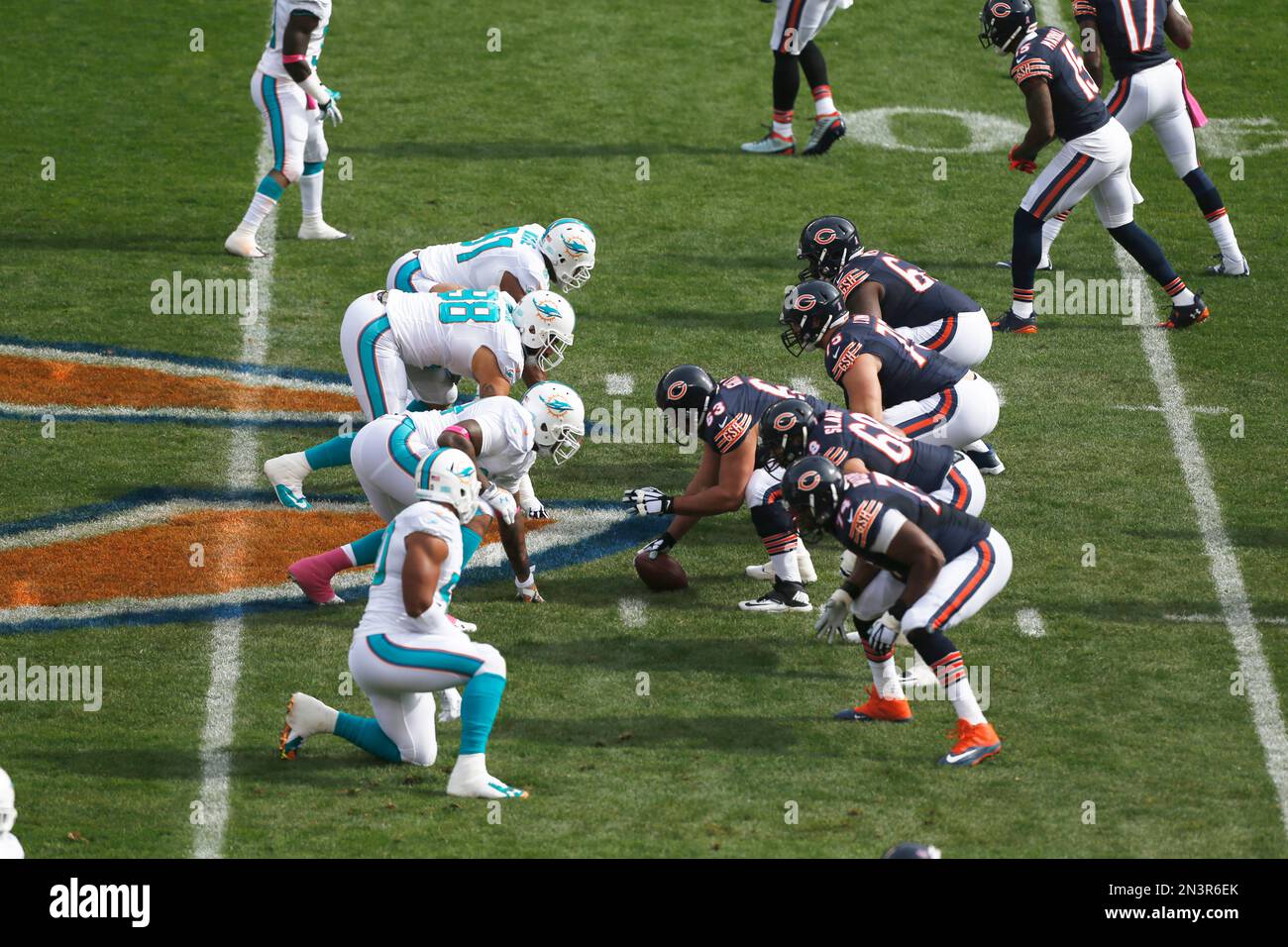 Chicago Bears center Roberto Garza (63) prepares to snap the ball ...