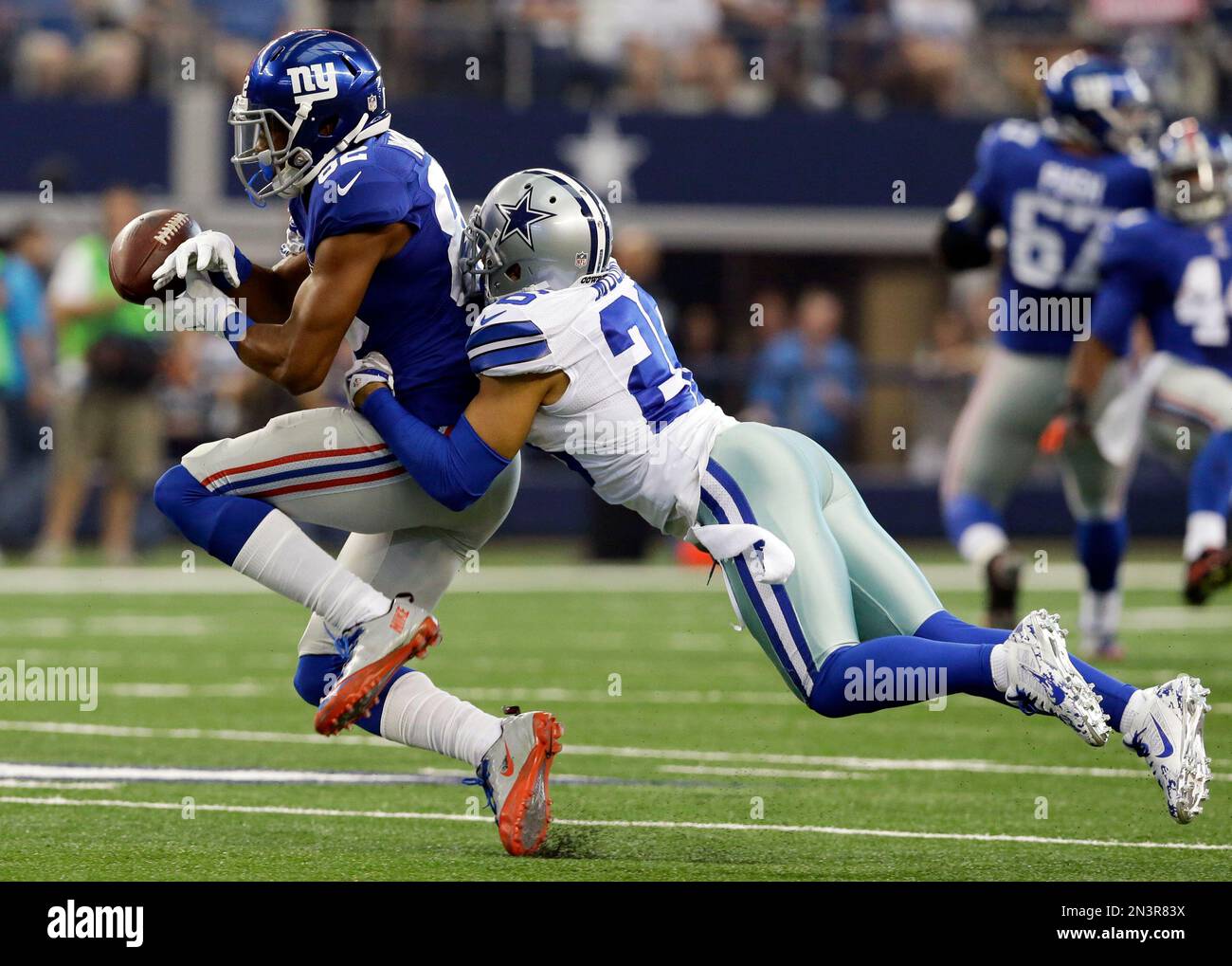 New York Giants wide receiver Rueben Randle, left, bobbles a pass as ...