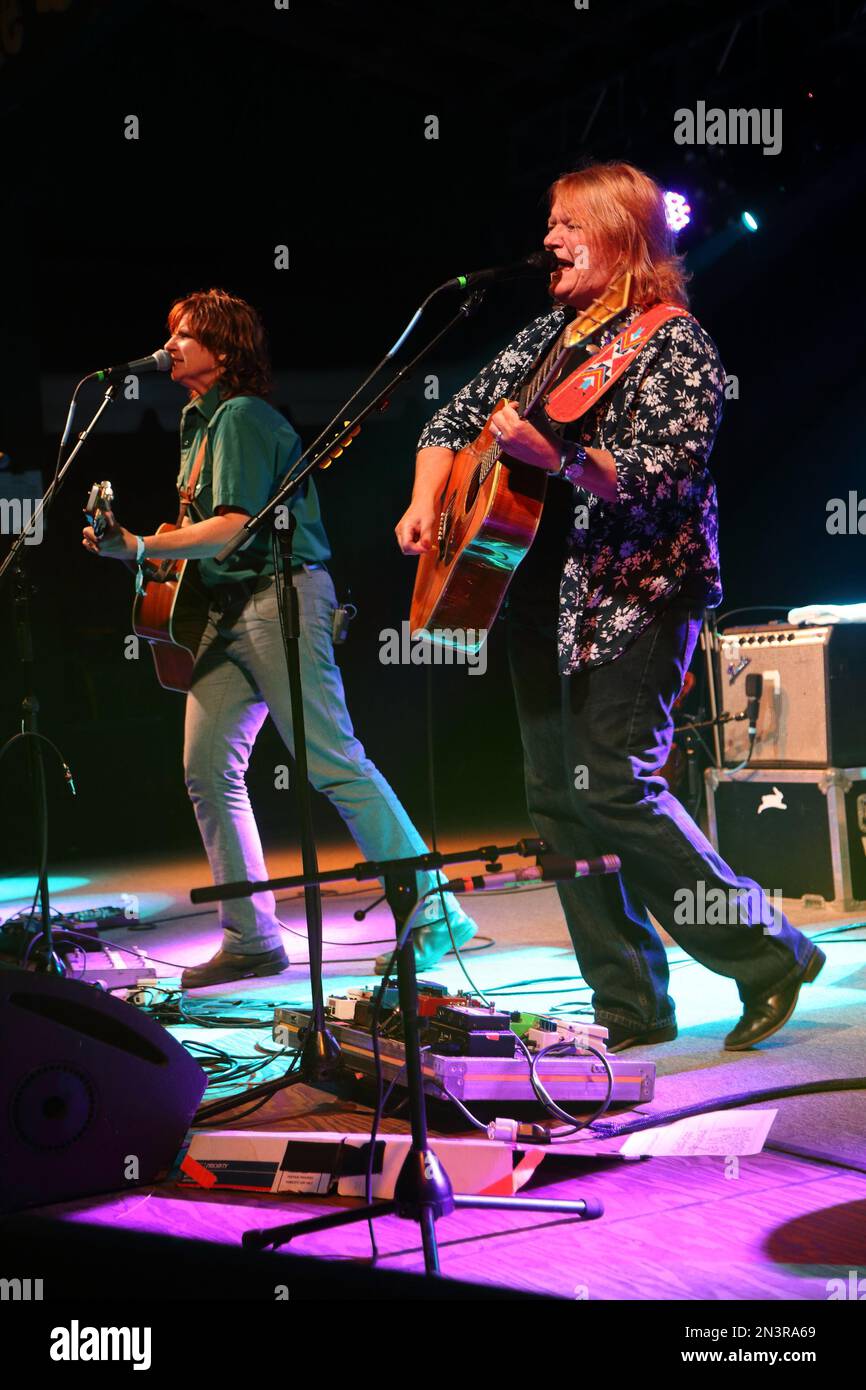 Amy Ray (L) and Emily Saliers and the Indigo Girls perform at Magnolia ...