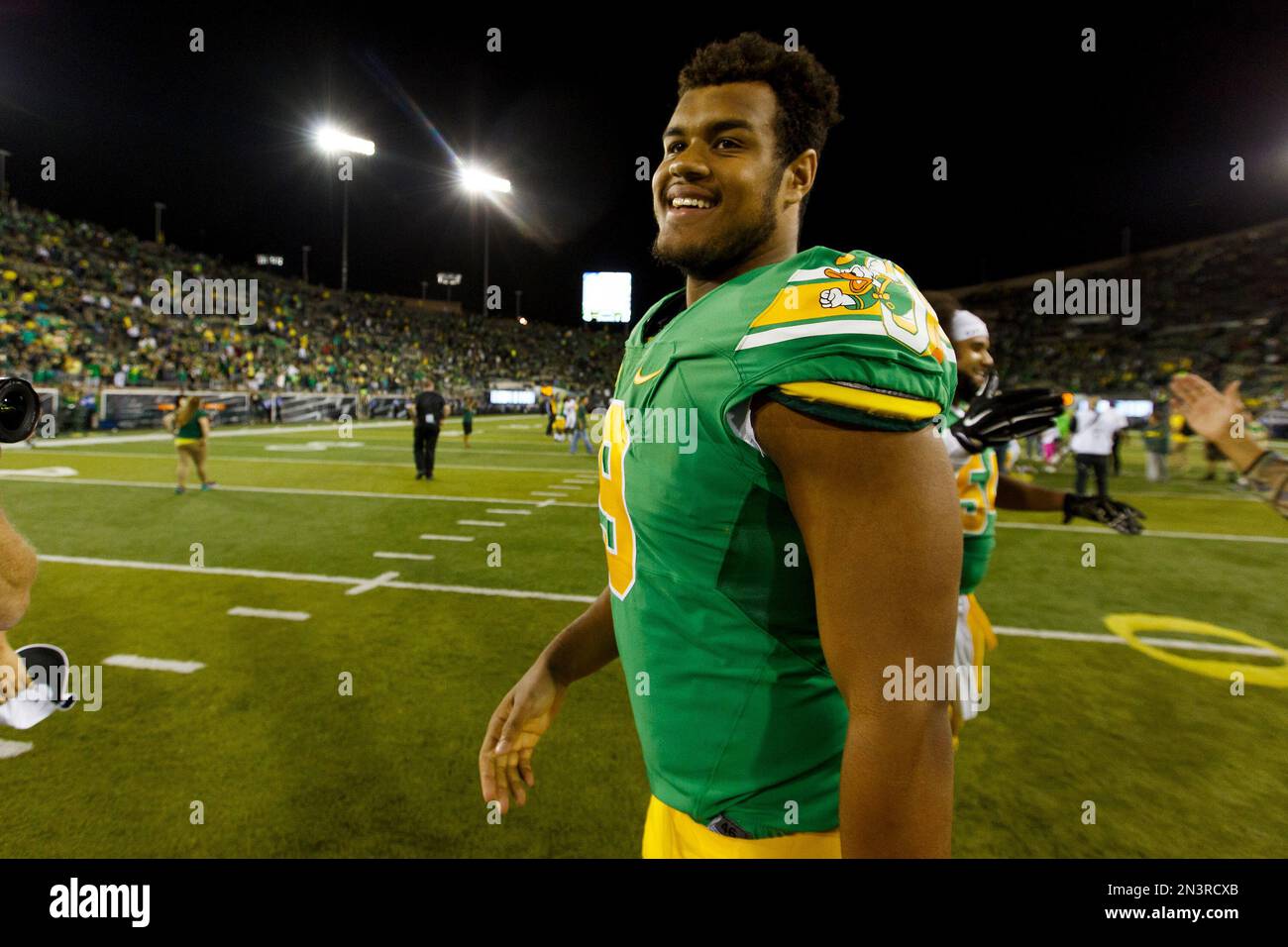 Oregon defensive lineman Arik Armstead (9) smiles after an NCAA college ...