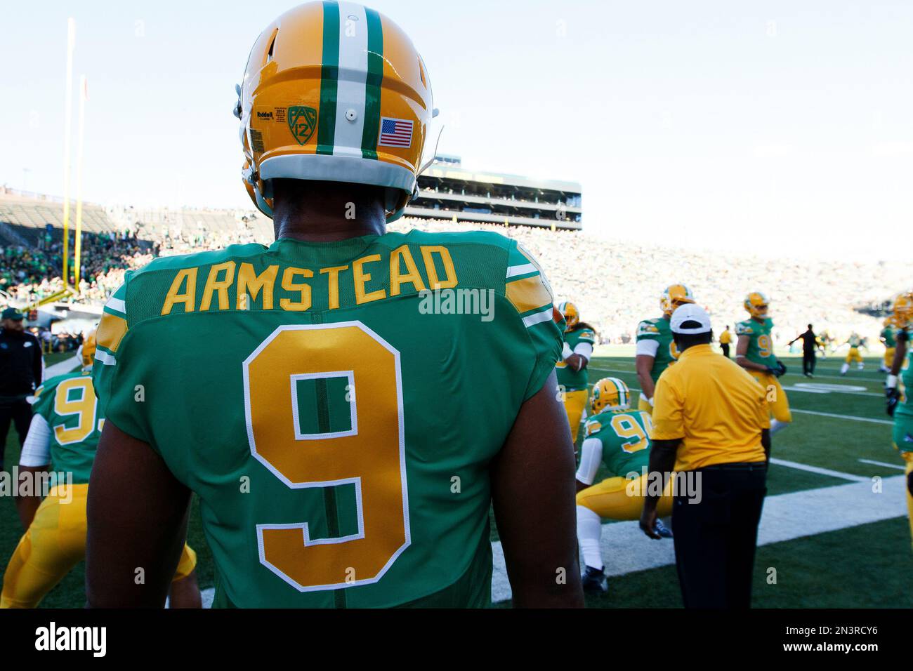 Oregon defensive lineman Arik Armstead (9) warms up before the start of ...