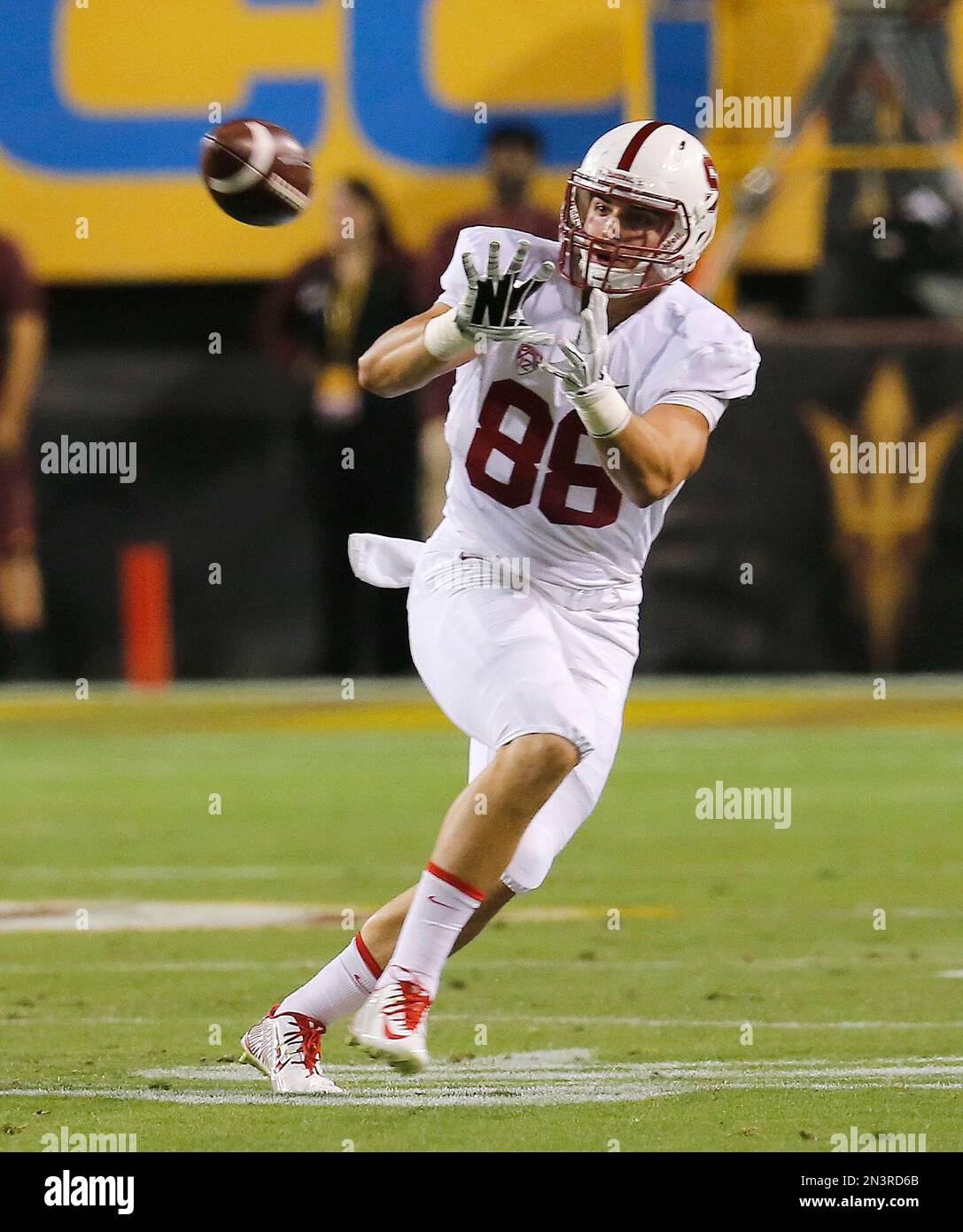 Stanford tight end Charlie Hopkins (86) makes the catch against Arizona ...