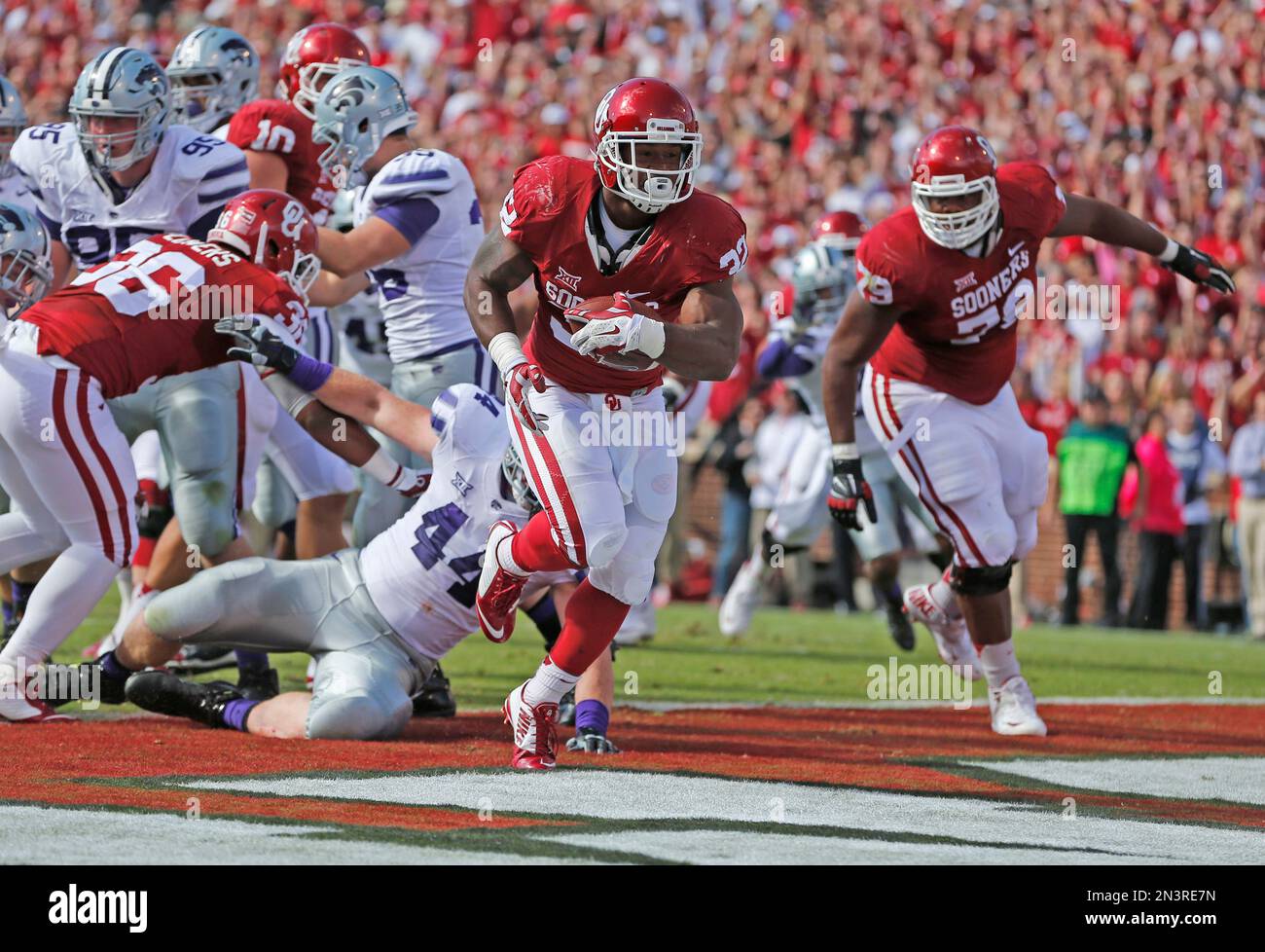 Oklahoma running back Samaje Perine (32) scores during an NCAA college football game between ...