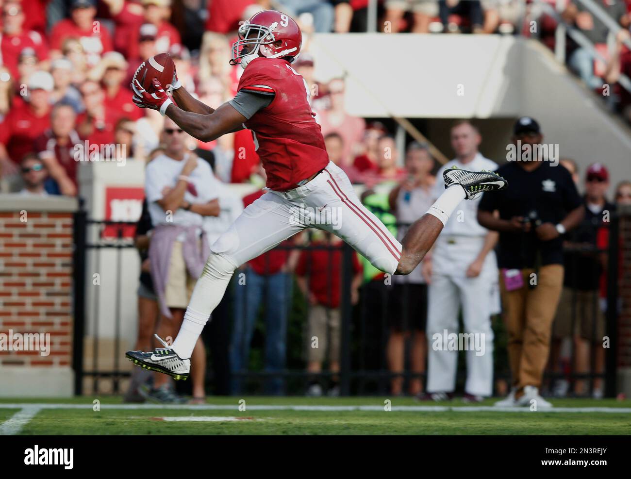 Alabama wide receiver Amari Cooper catches the ball and runs in for a ...