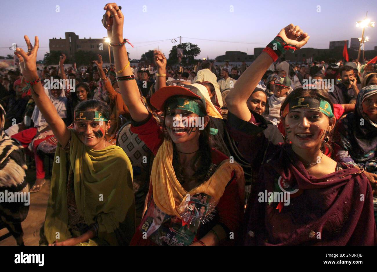 Women of supporters of Pakistan main opposition party 'Pakistan Peoples ...
