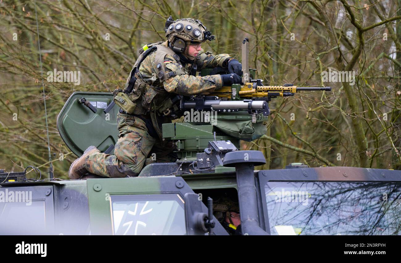 Gardelegen, Germany. 24th Jan, 2023. A Bundeswehr soldier checks the MG ...