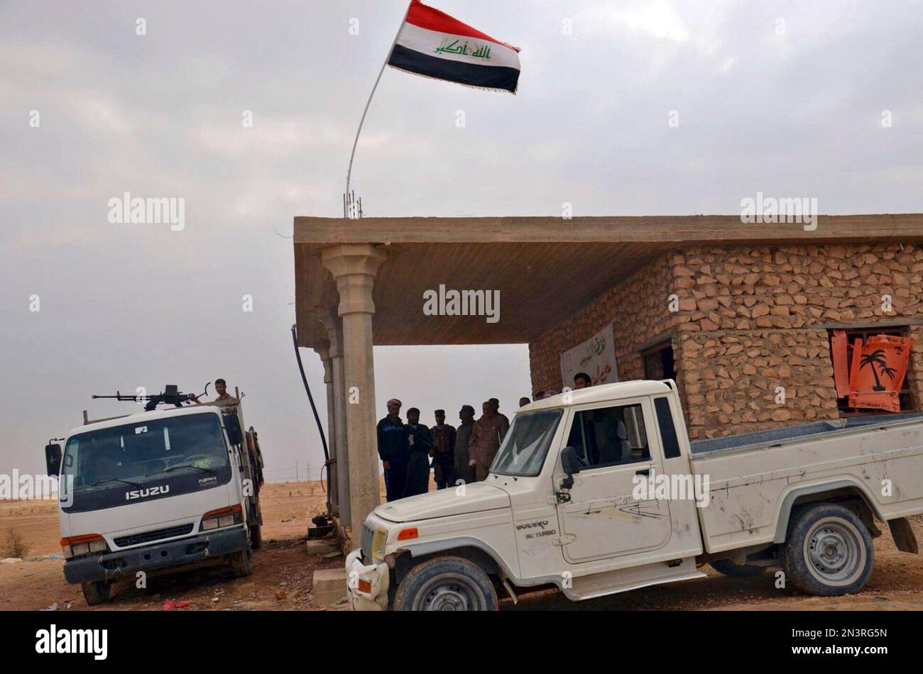 In this Friday, Oct. 17, 2014 photo, Iraqi security forces and tribal ...