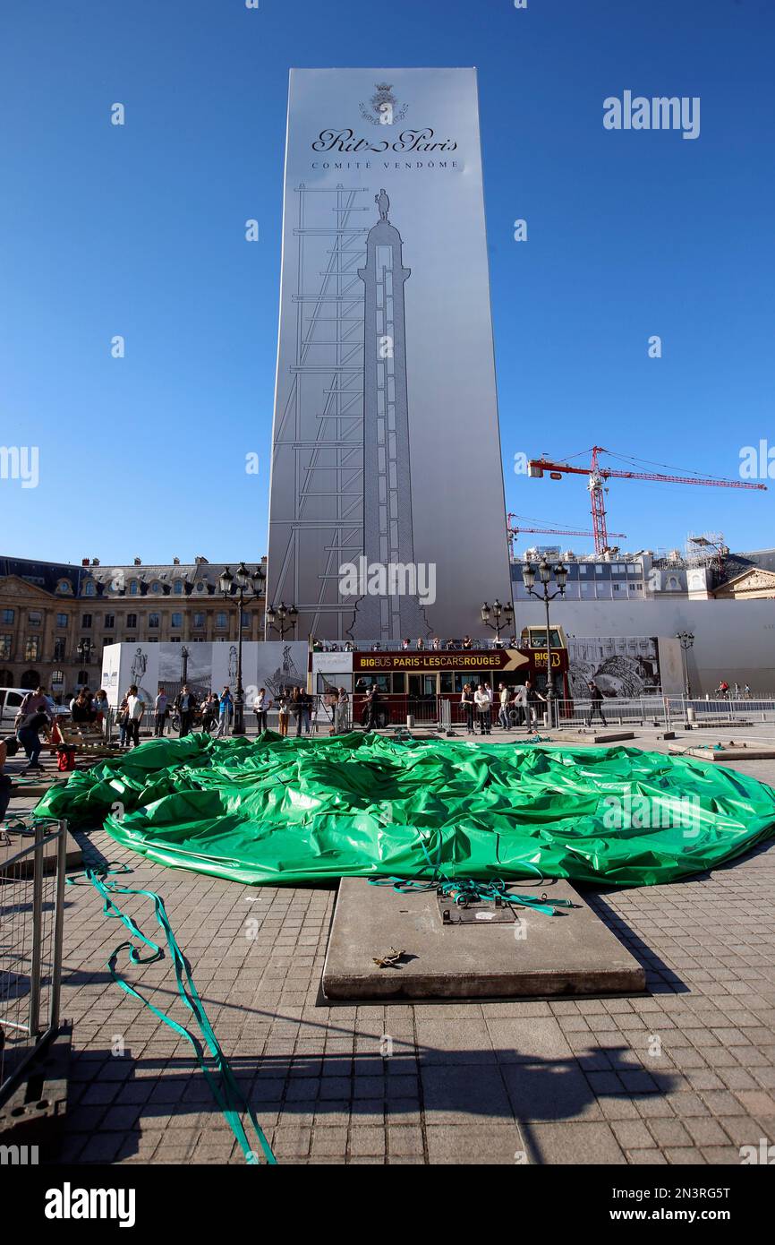 The controversial inflatable statue "Tree" by U.S. artist Paul McCarthy ...