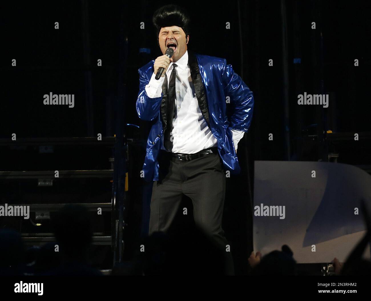 Kentucky women's coach Matthew Mitchell sings during the NCAA college ...