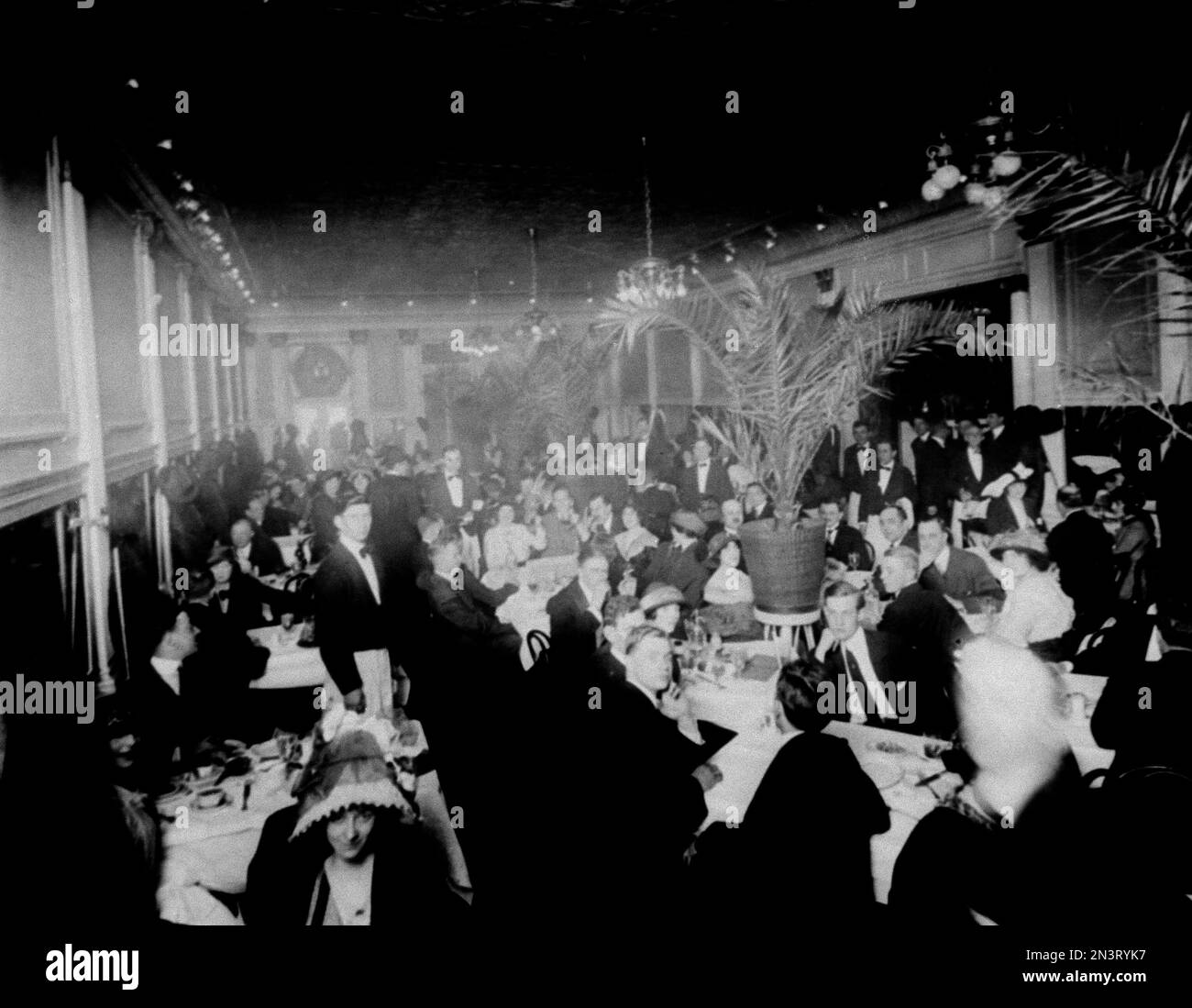 Patrons dine at Jack's Famous Oyster Grill in New York City, 1934. (AP ...