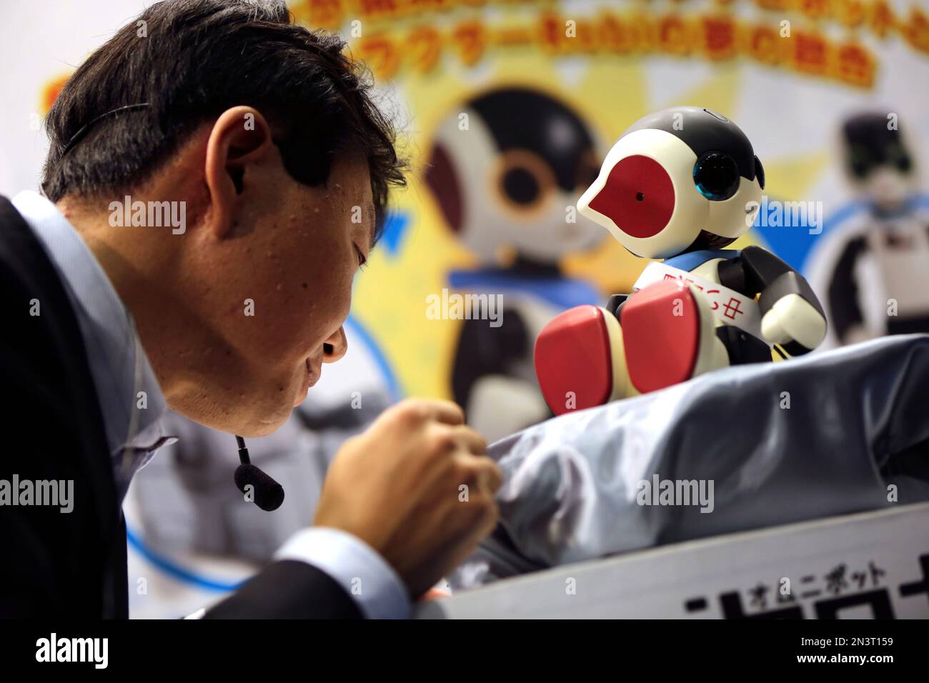 Takara Tomy's prototype of new humanoid robot Robi Jr. is unveiled ...