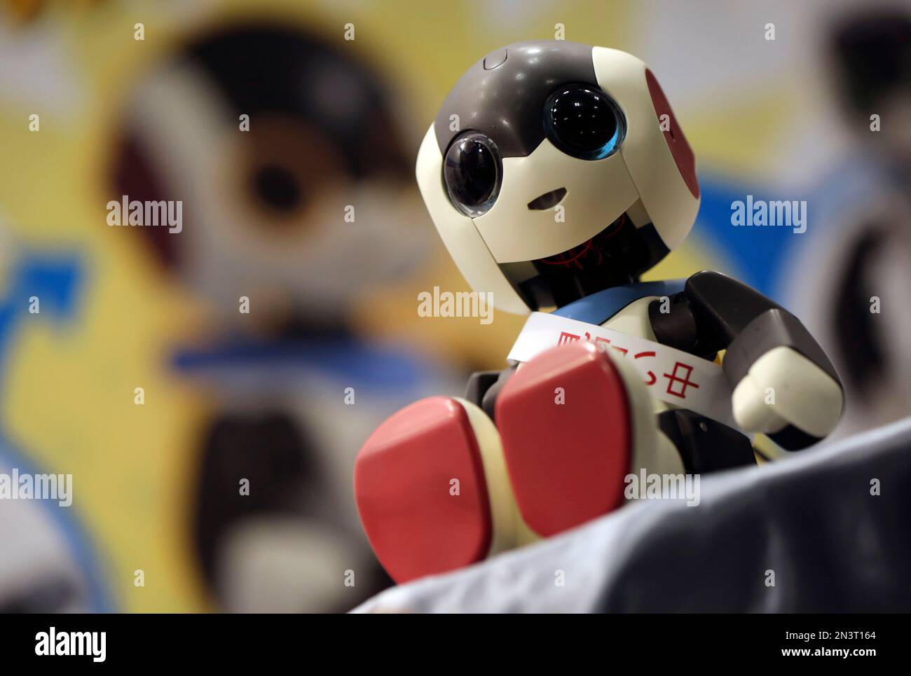 Takara Tomy's prototype of new humanoid robot Robi Jr. is unveiled ...