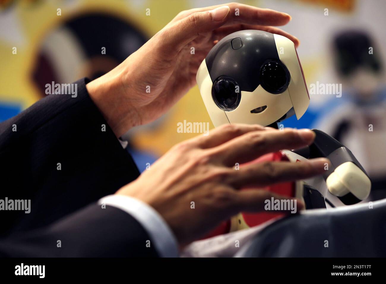 Takara Tomy's prototype of new humanoid robot Robi Jr. is unveiled ...