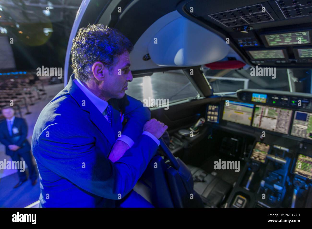 Flexjet chairman Kenn Ricci gets a look at the new Gulfstream symmetry ...