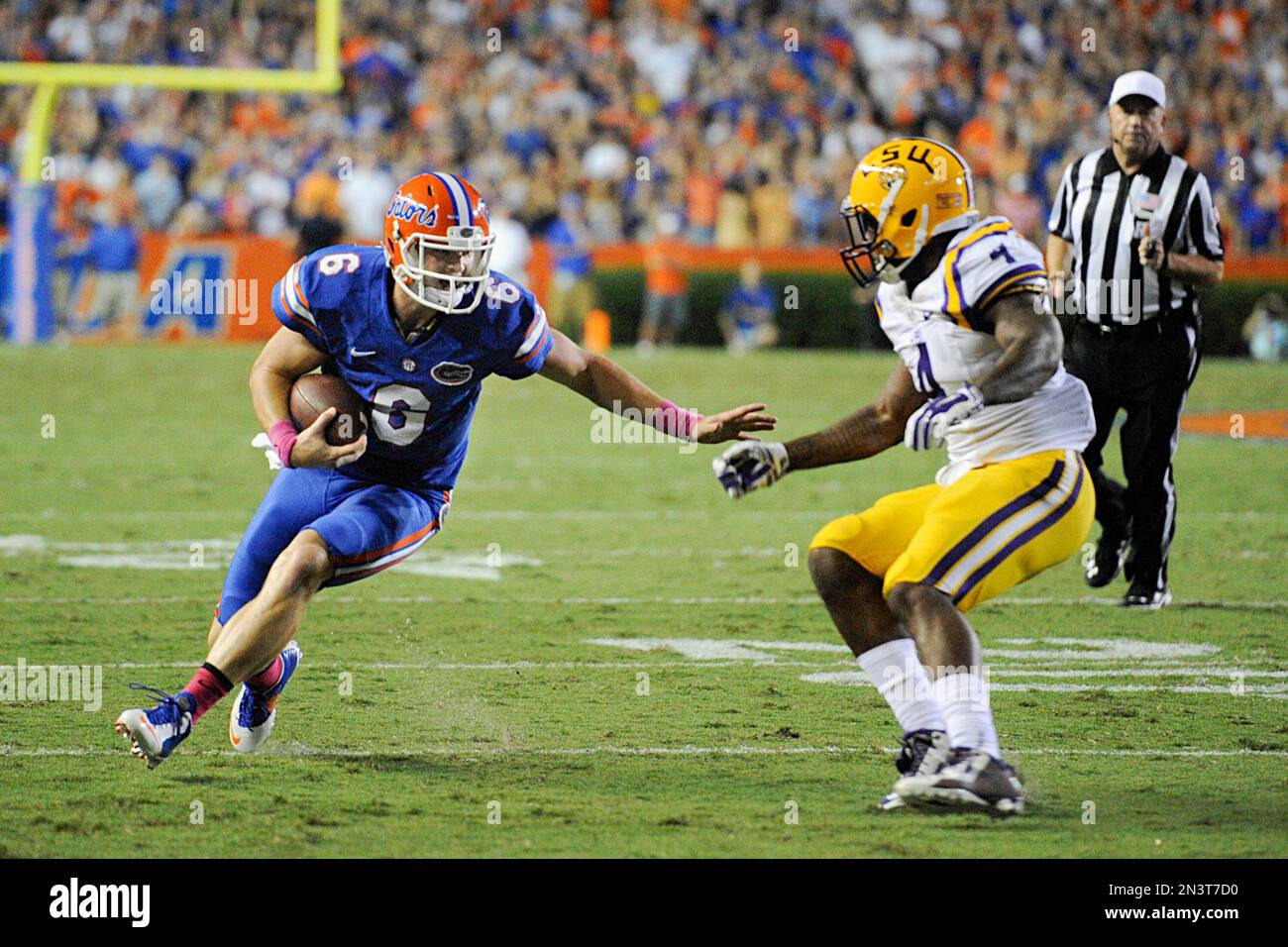Florida quarterback Jeff Driskel (6) tries to get away from LSU ...