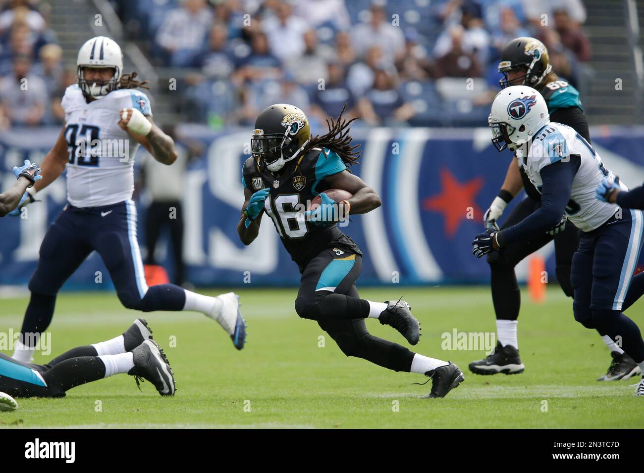 Jacksonville Jaguars running back Denard Robinson (16) carries the ball ...