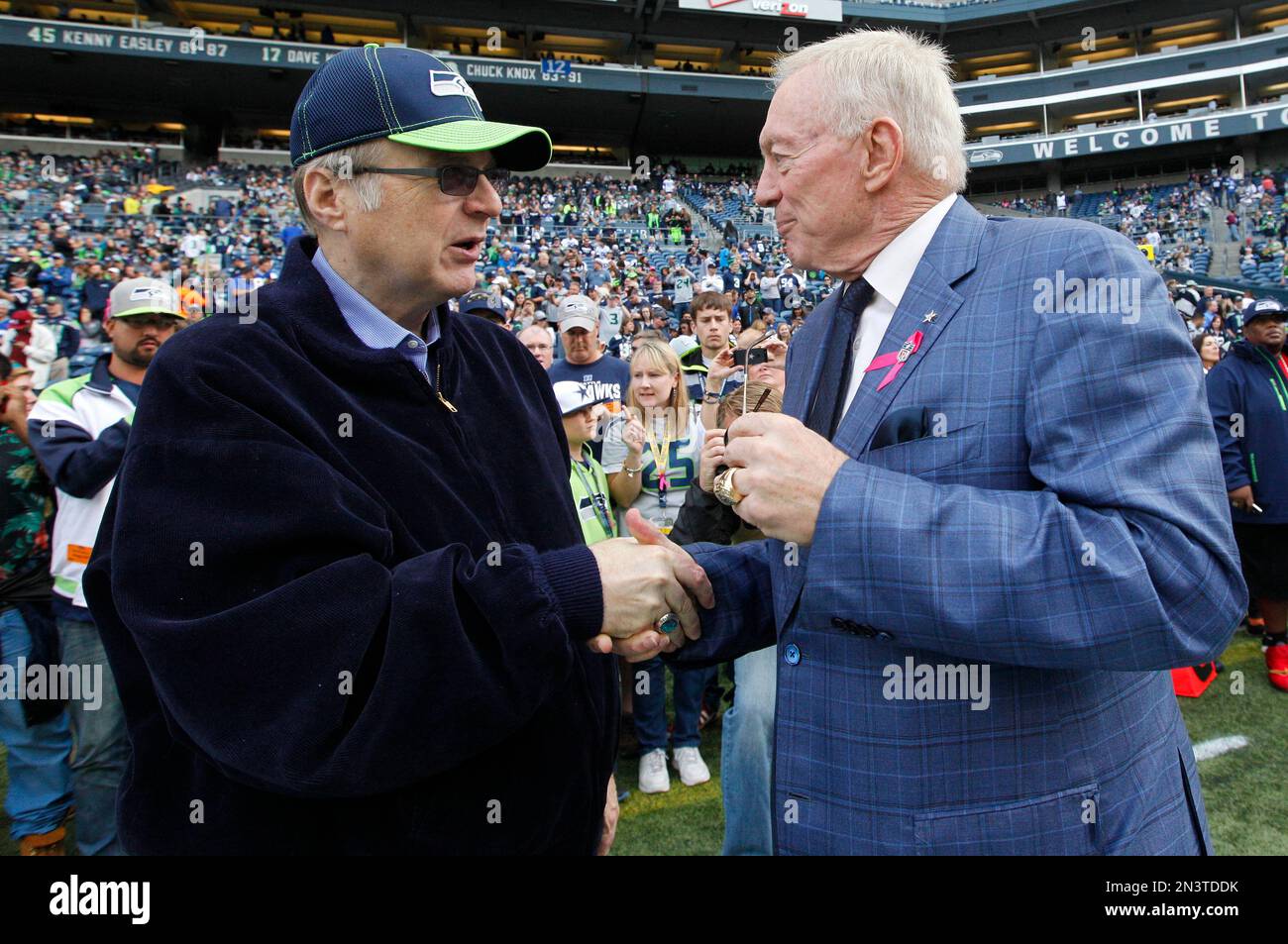 Seattle Seahawks owner Paul Allen, left, talks with Dallas Cowboys ...