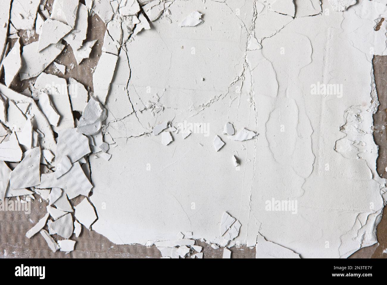 Cracked white wall, peel plaster, ruin background Stock Photo - Alamy