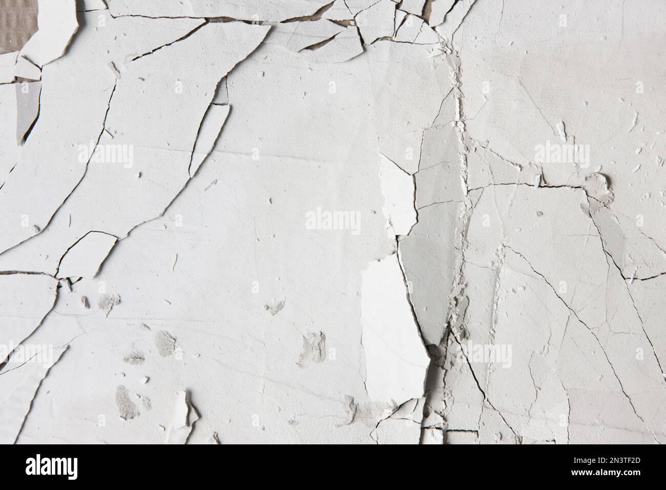 Crack white wall texture closeup, repair backdrop Stock Photo - Alamy