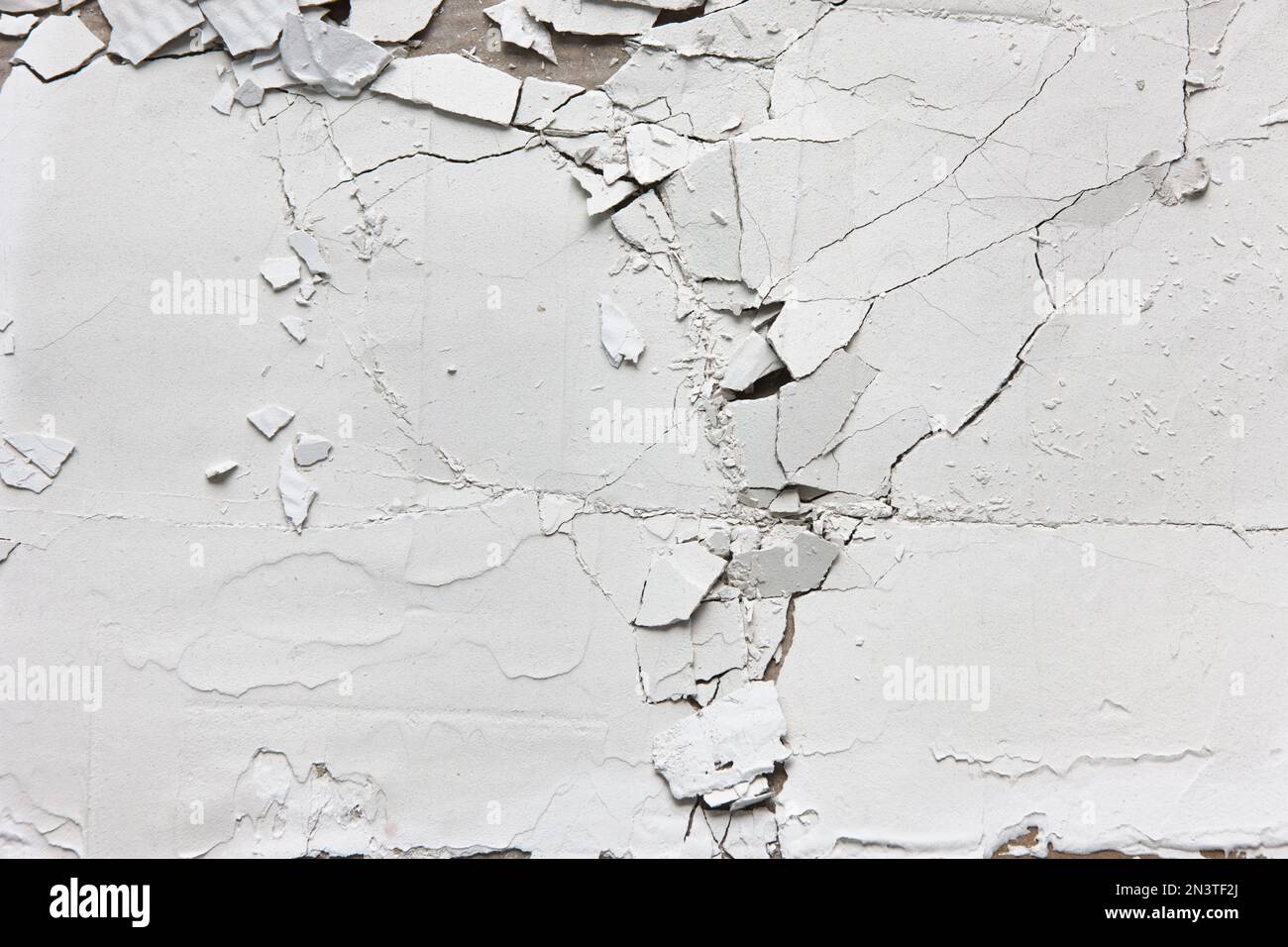 White cracked split wall, old plaster peel texture Stock Photo - Alamy